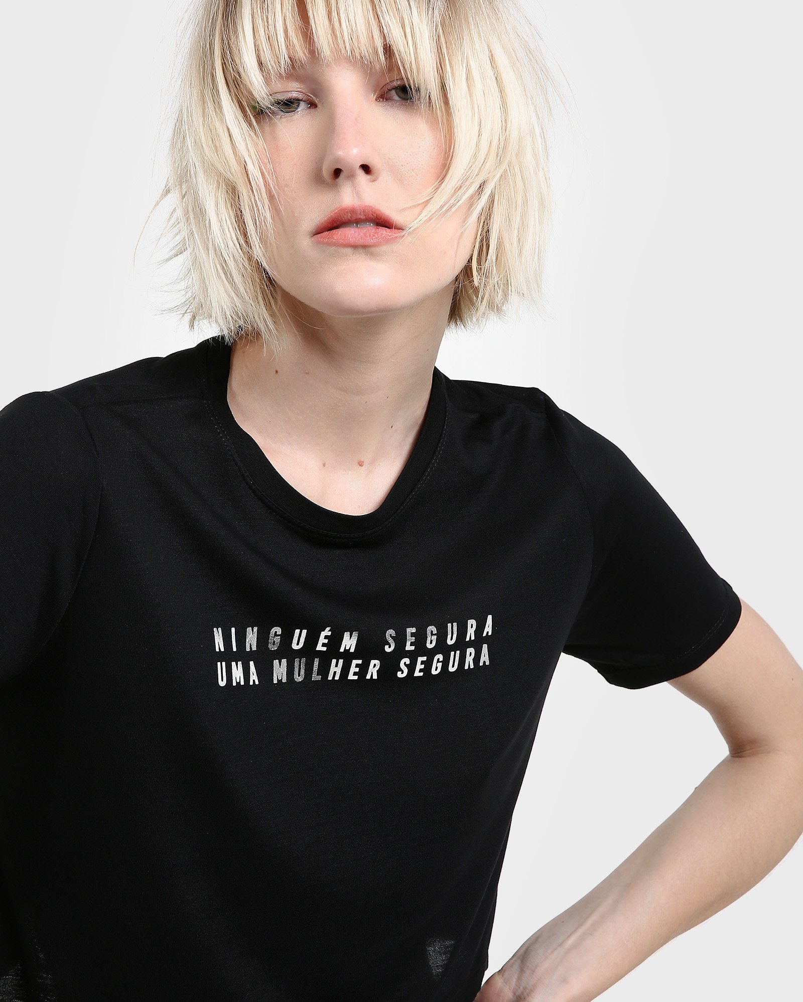 Riachuelo | Camiseta Cropped Ninguém Segura Uma Mulher Segura