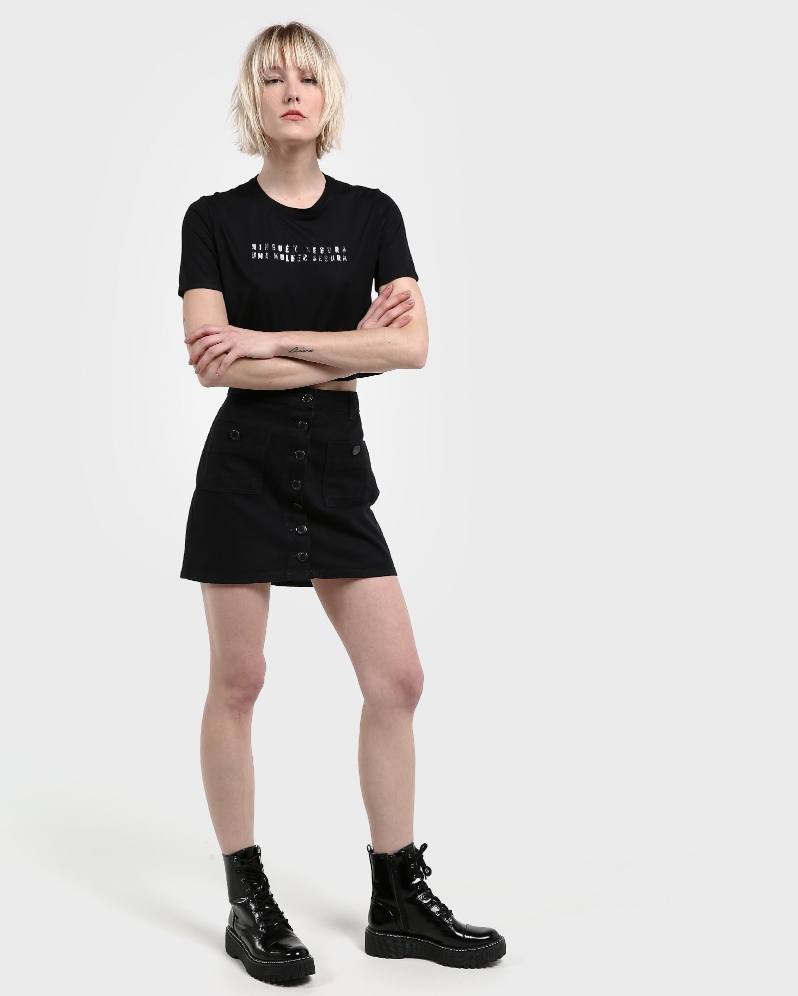 Riachuelo | Camiseta Cropped Ninguém Segura Uma Mulher Segura