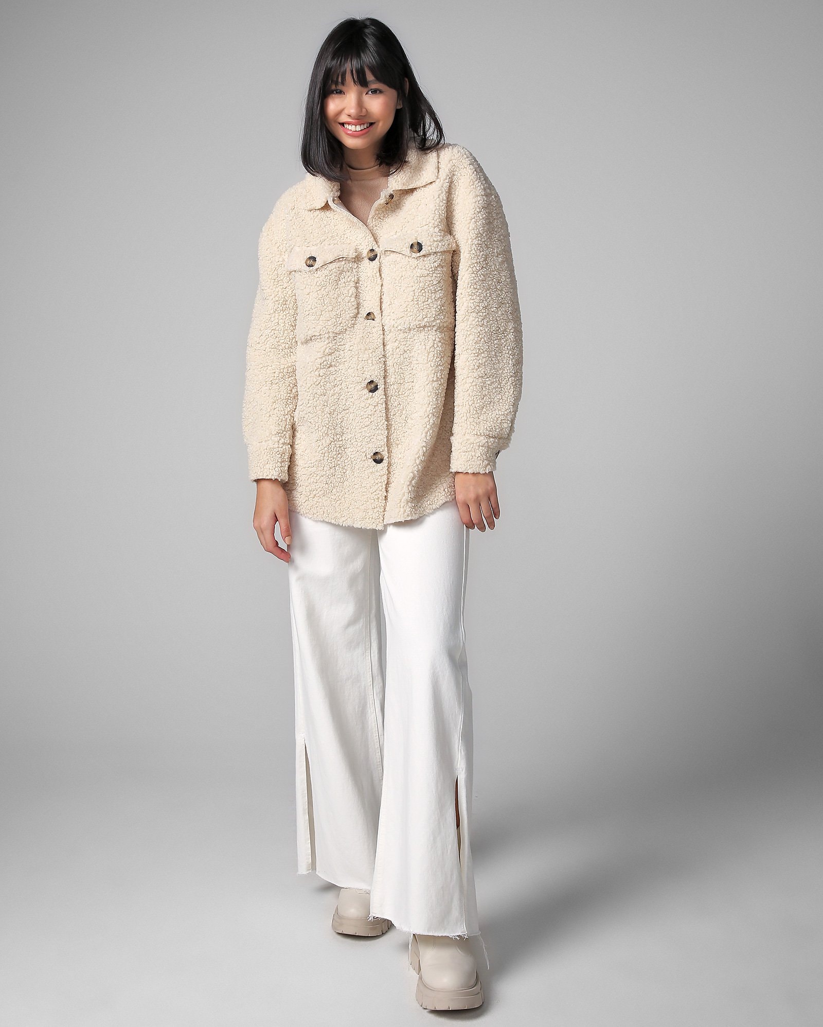 Riachuelo | Shacket feminina de pelúcia bege