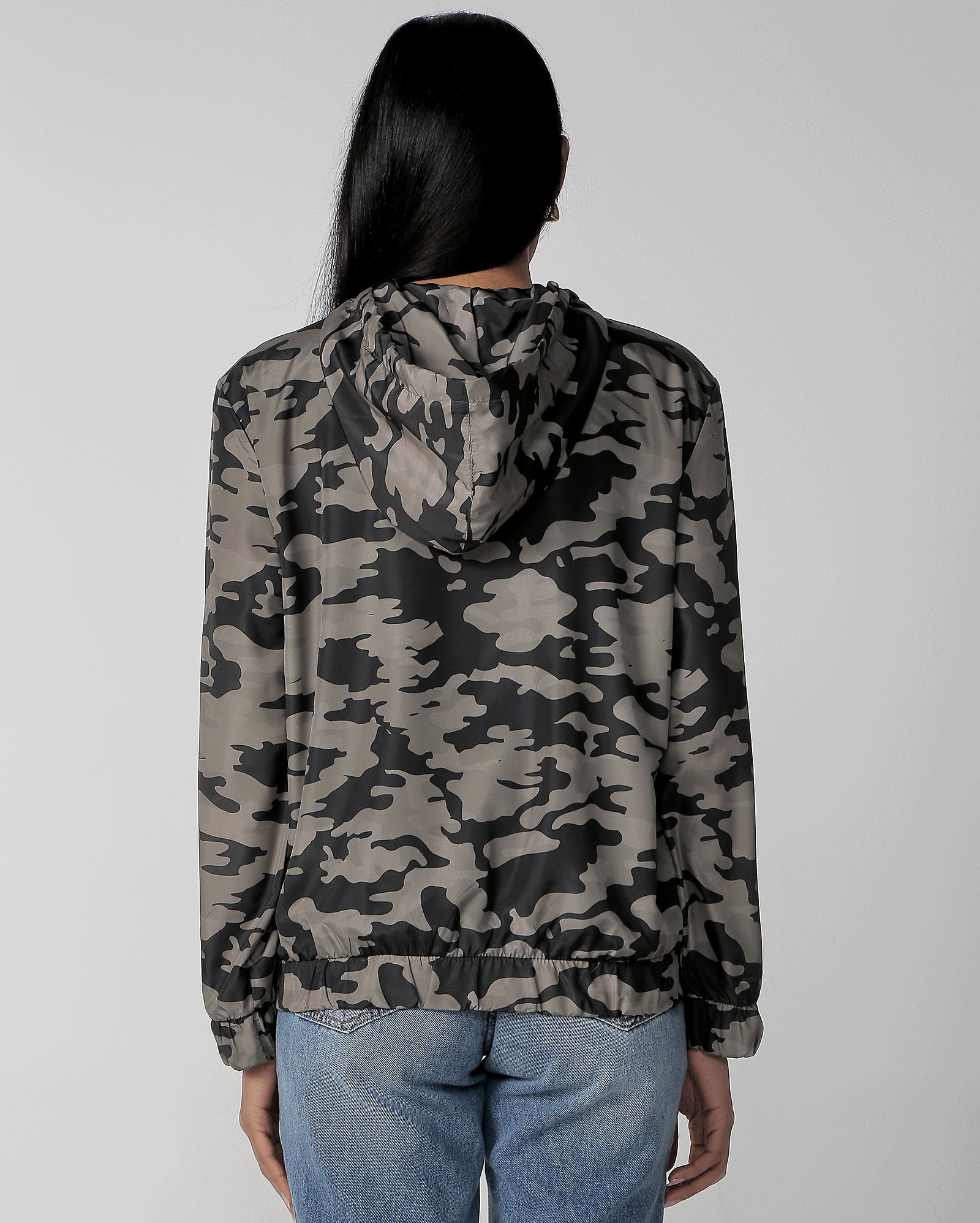 Riachuelo | Jaqueta Corta Vento Feminina com Capuz Manga Longa Camuflada Verde Pool by Riachuelo