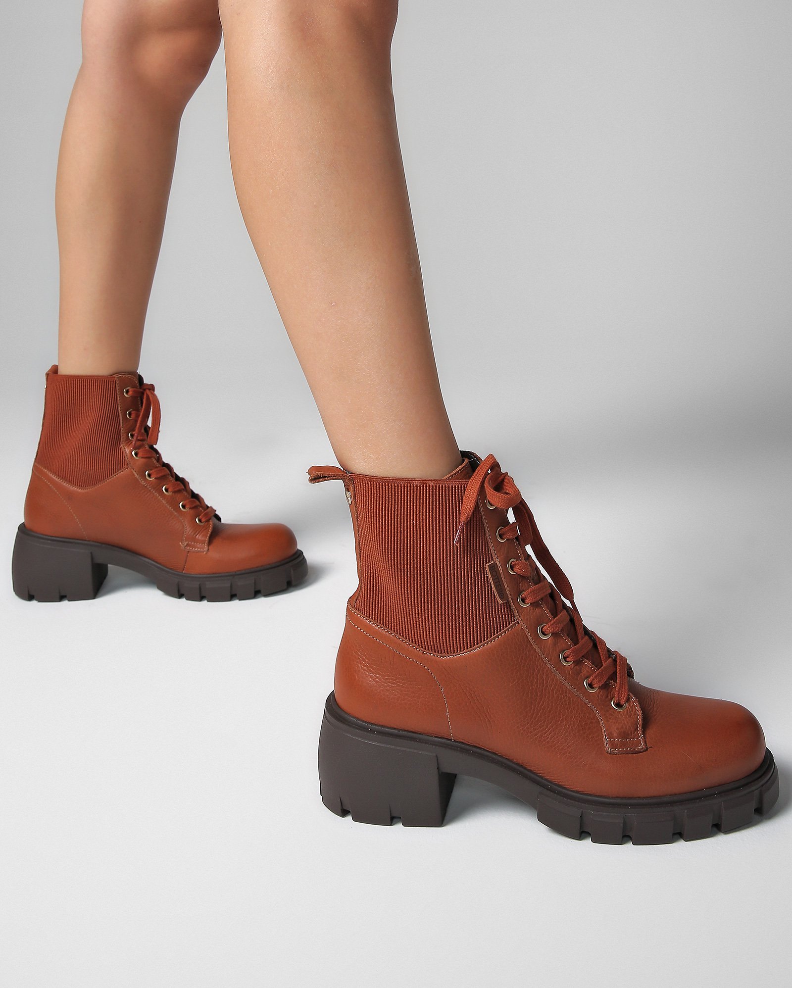 Riachuelo | Bota Coturno Salto Médio Couro Tratorado Cadarço Elástico ...