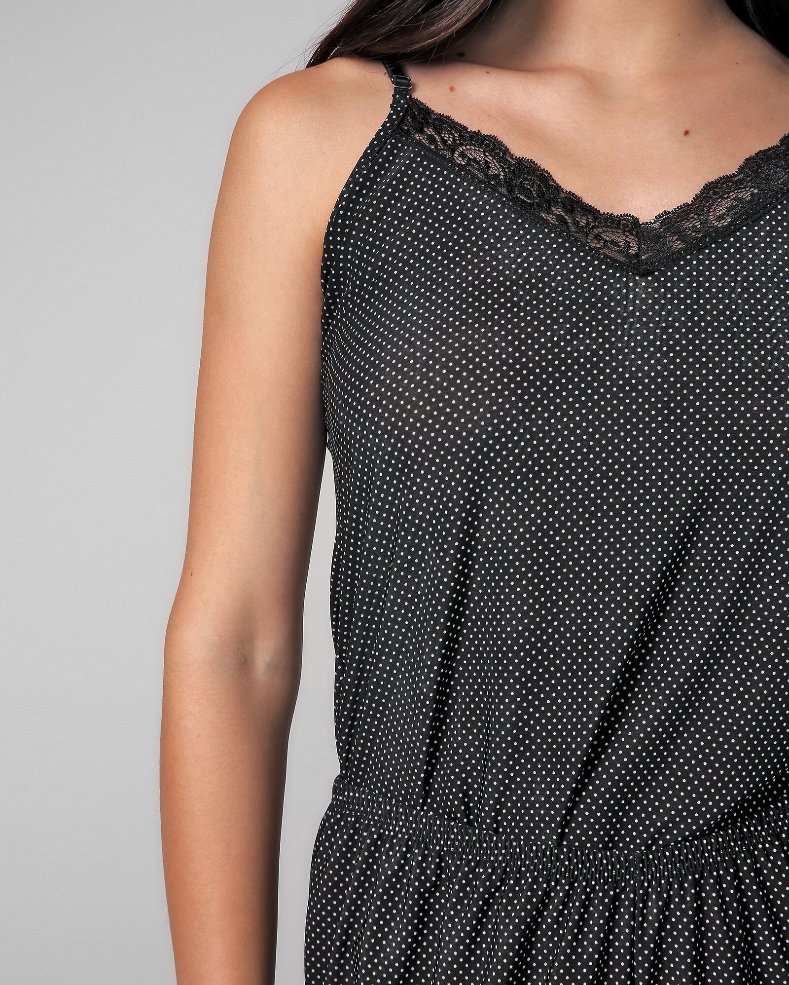 Riachuelo | Short doll de poá com decote v preto | Riachuelo