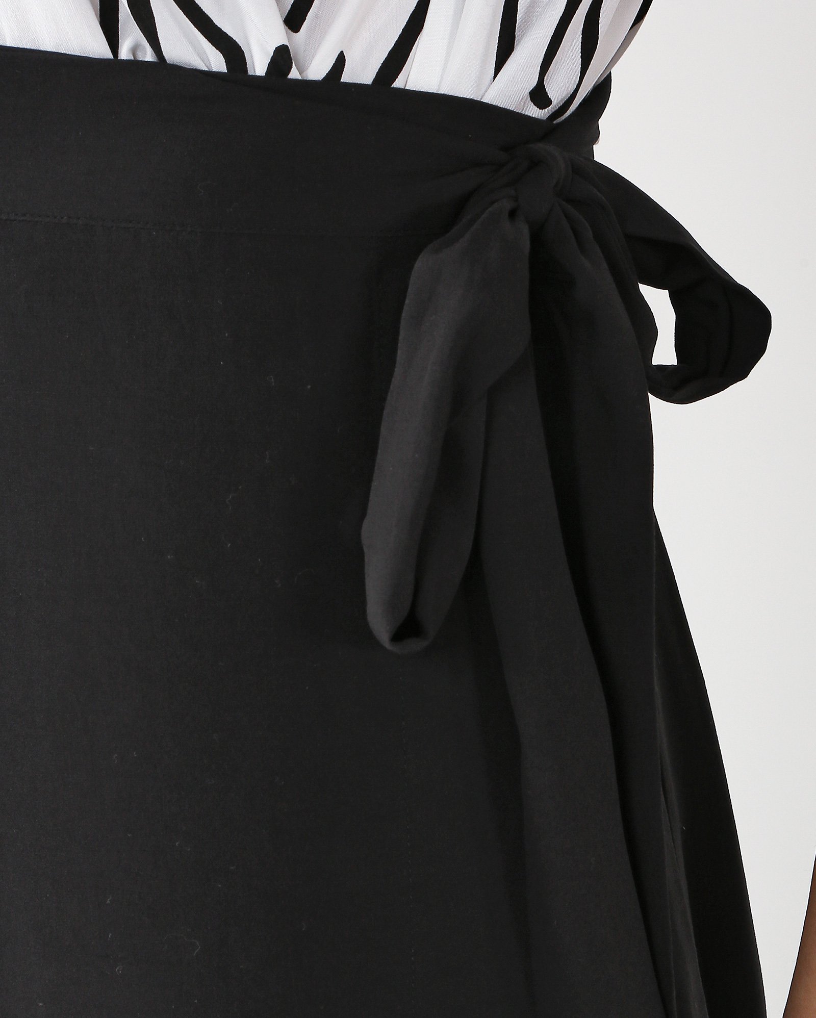 Riachuelo | Saia midi envelope com amarração preta | AK by Riachuelo