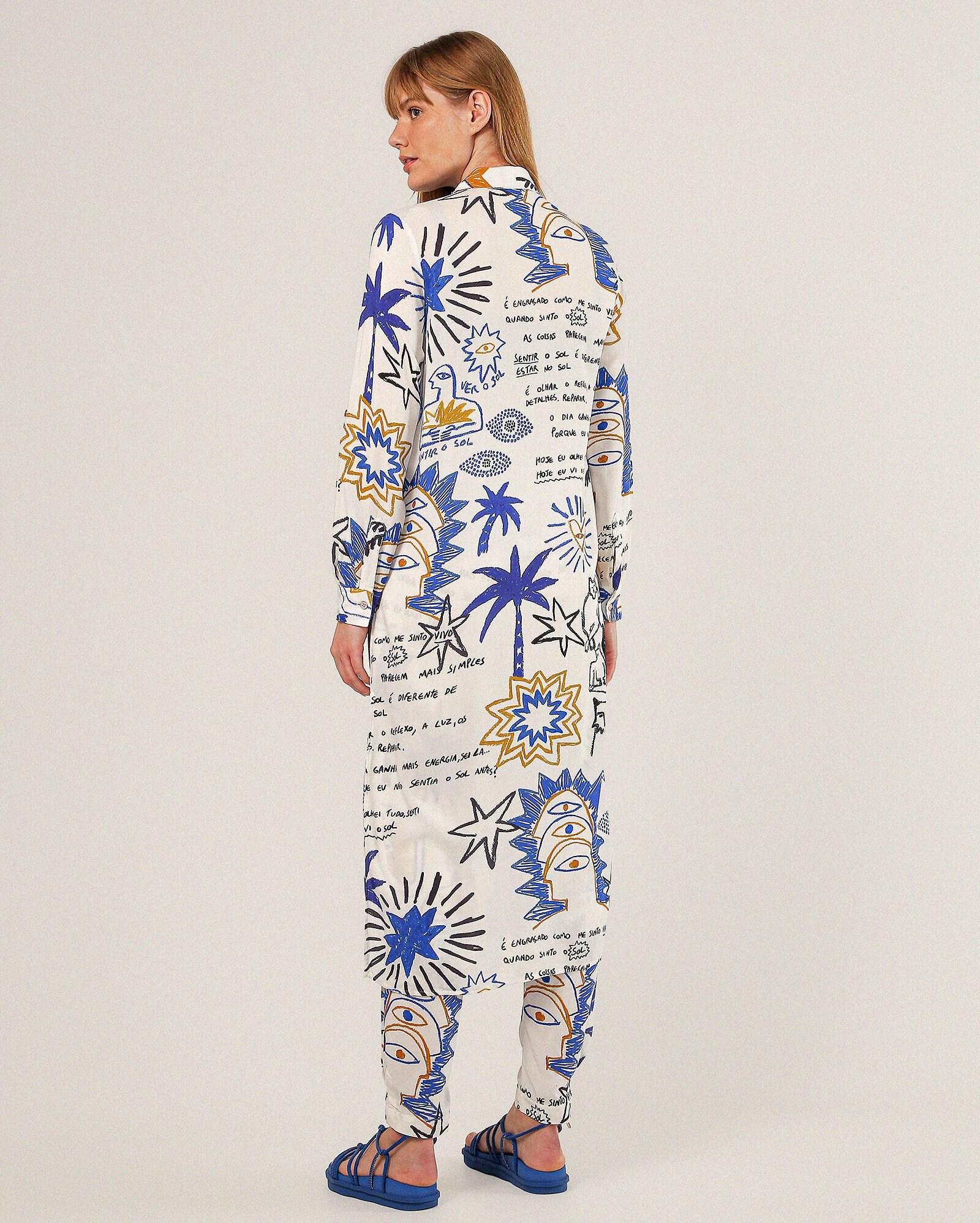 Riachuelo | Camisa feminina alongada rascunhos branca | Riachuelo + Incerti