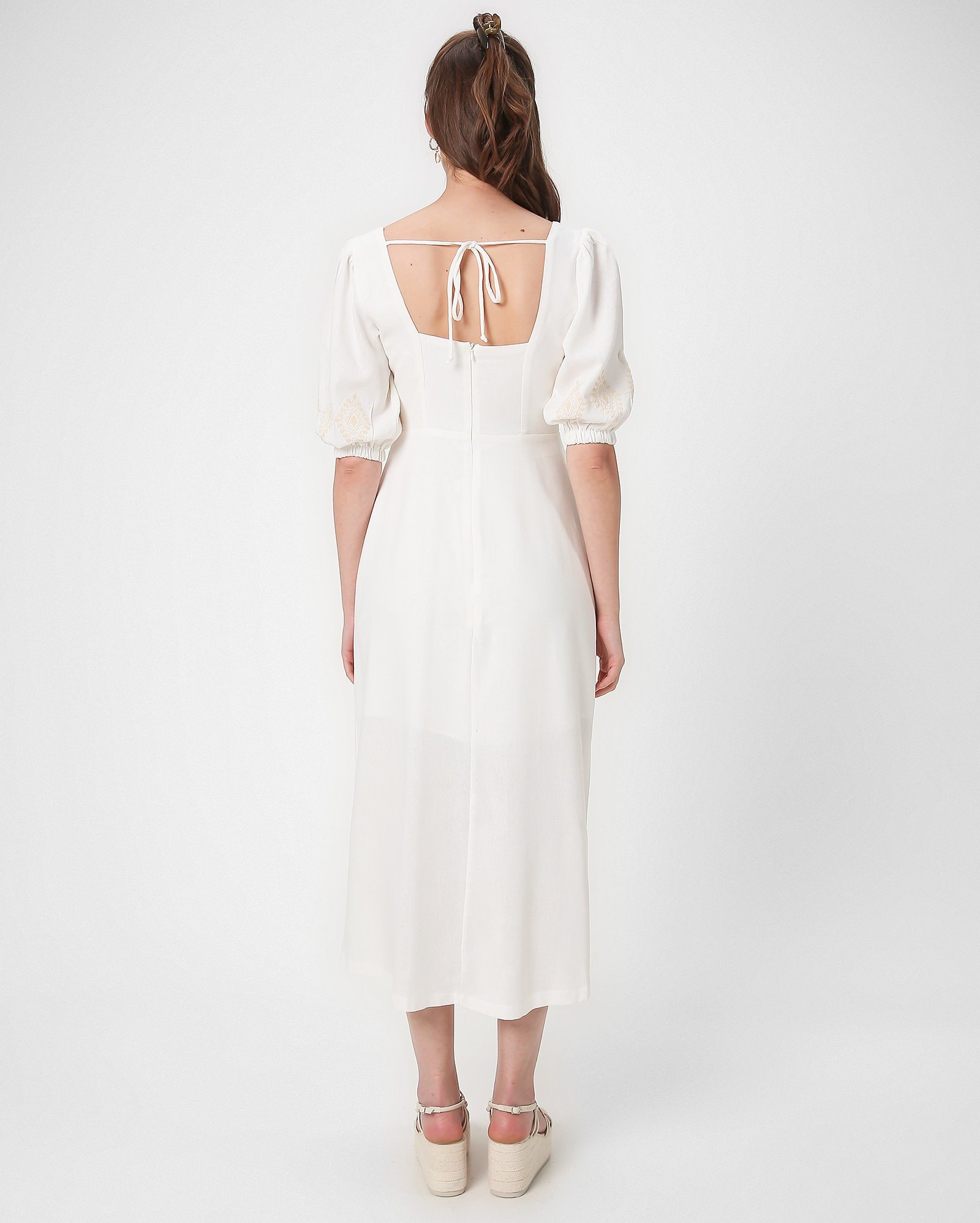 Riachuelo | Vestido midi evasê viscolinho com bordado off-white | AK by ...