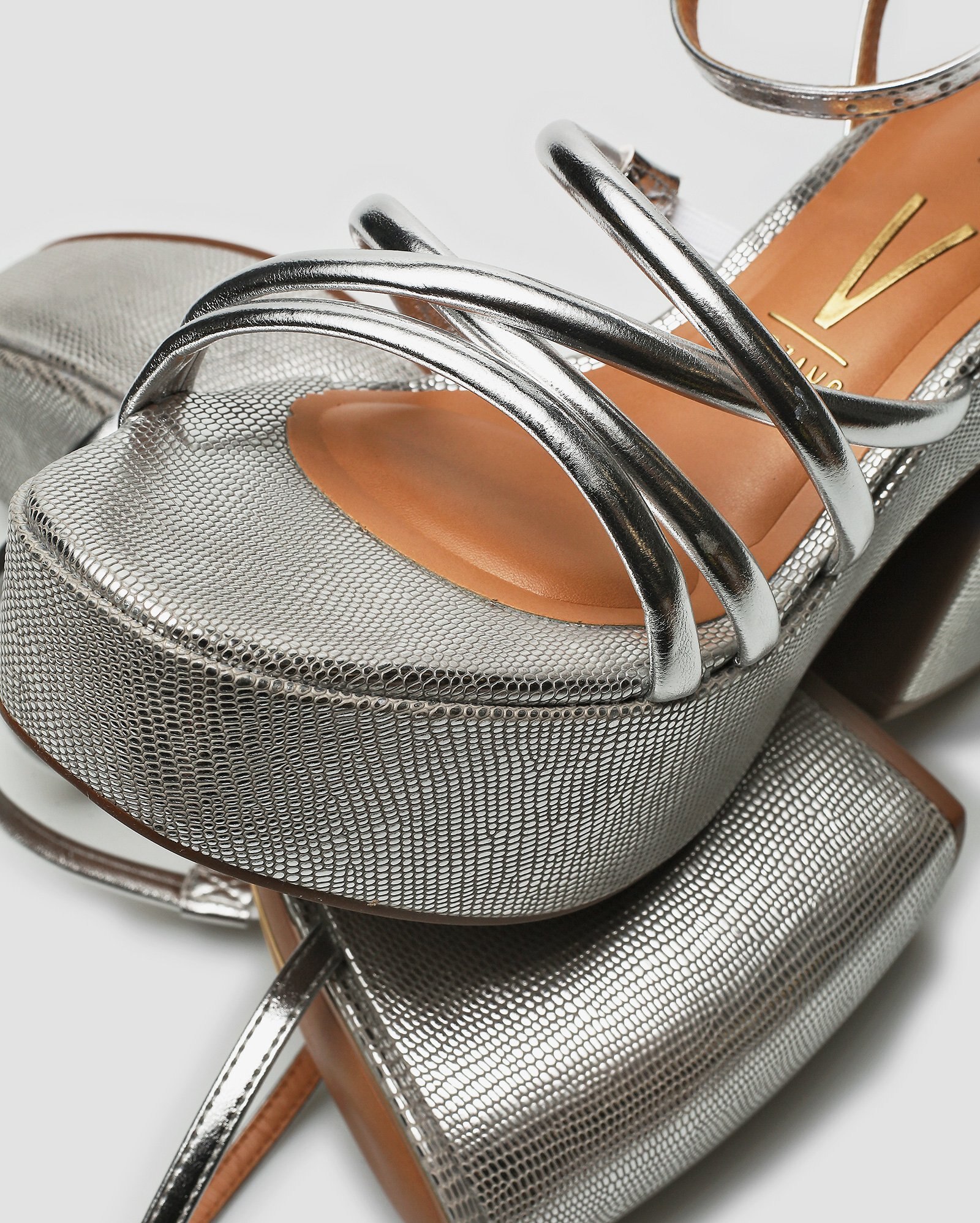 Riachuelo | Sandália feminina meia pata metalizada prateada | Vizzano