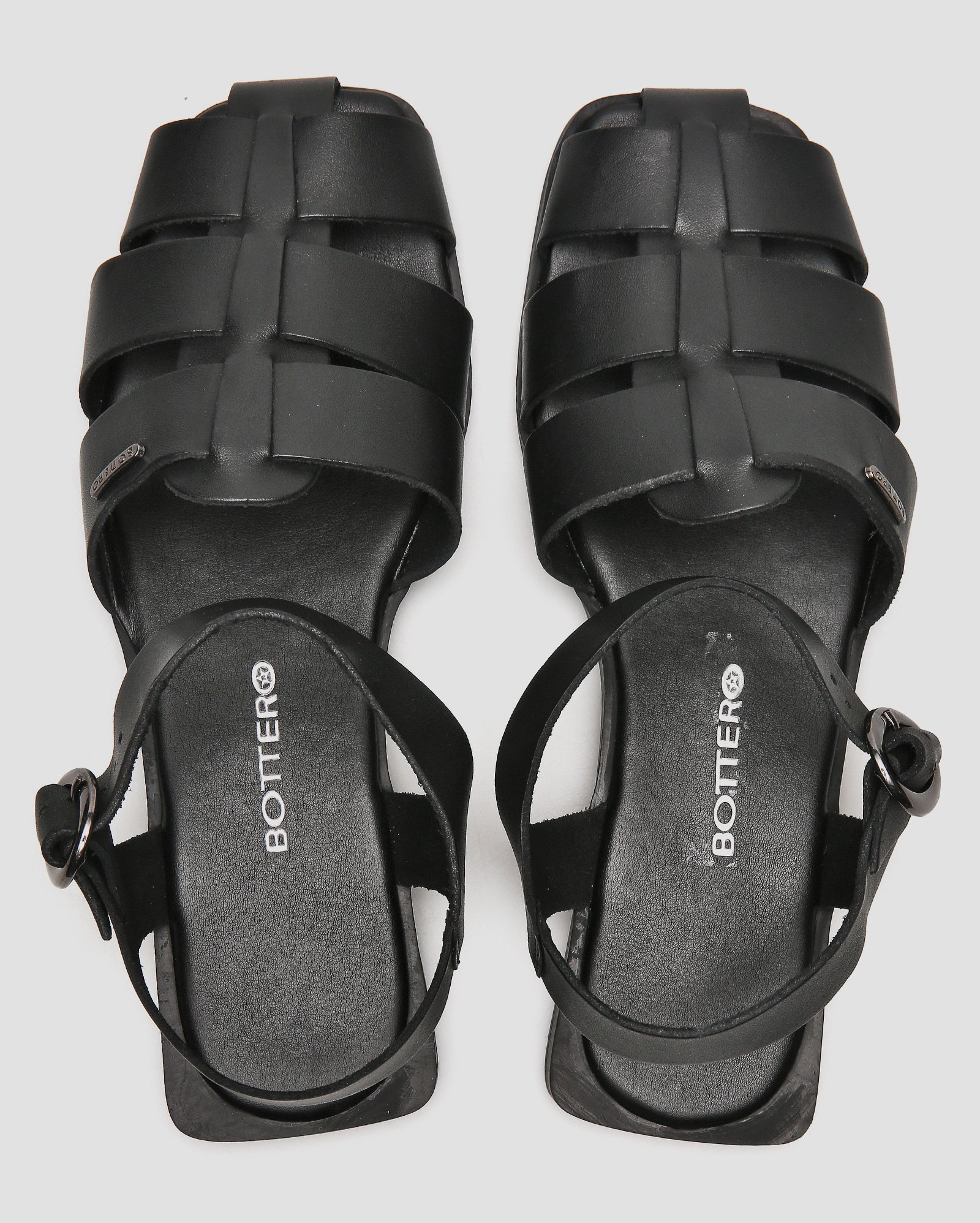 Riachuelo | Sandália feminina rasteira de couro aranha preta | Bottero