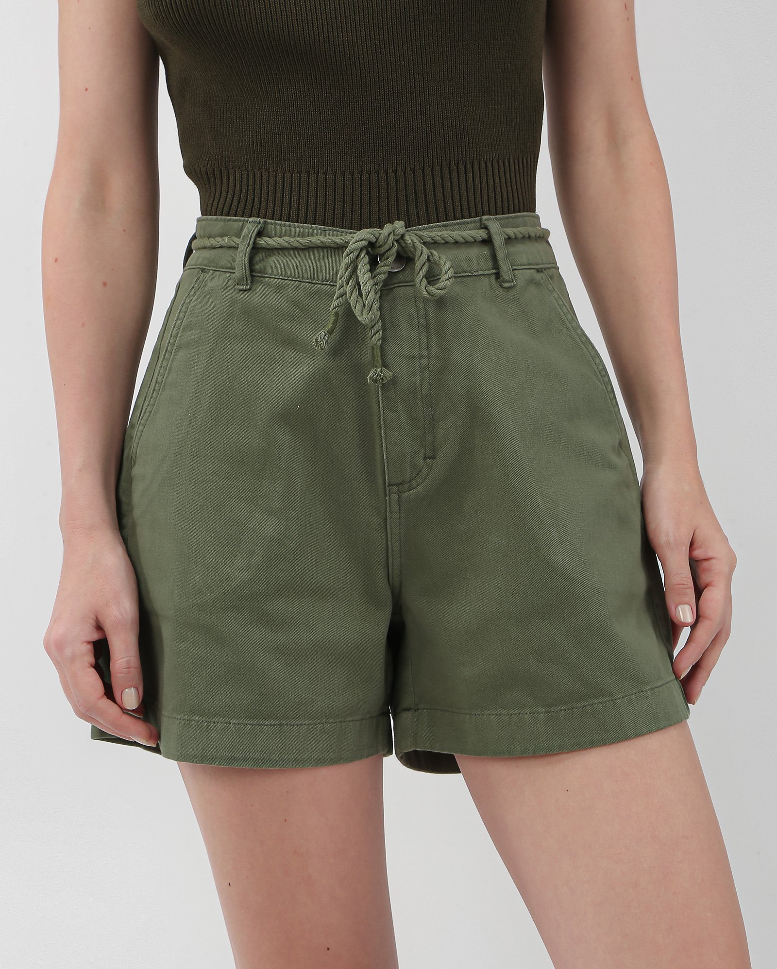 Riachuelo | Short jeans color feminino com cordão verde | AK by Riachuelo