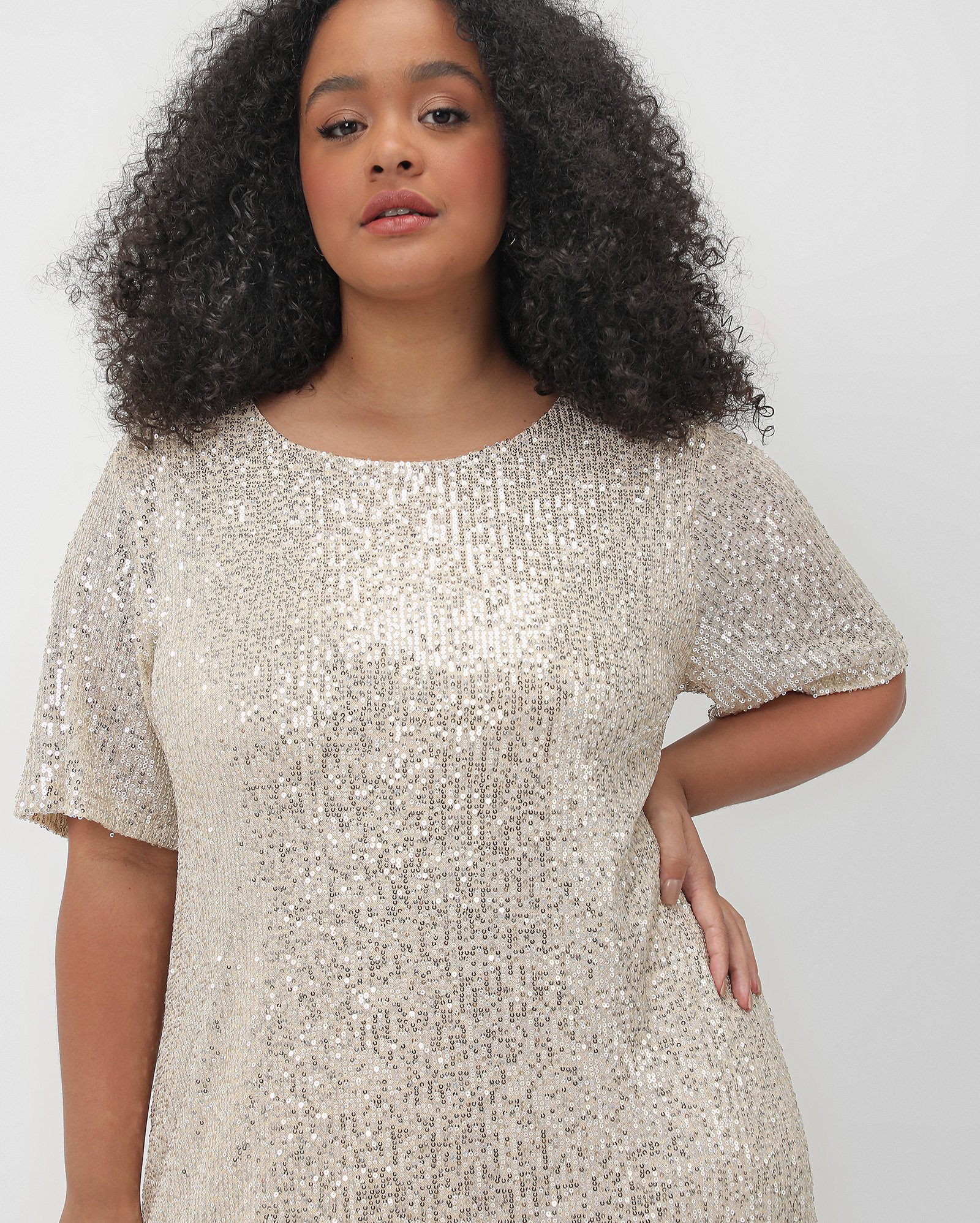 Riachuelo | Vestido midi plus size reto com paetê - Champagne | AK Plus ...