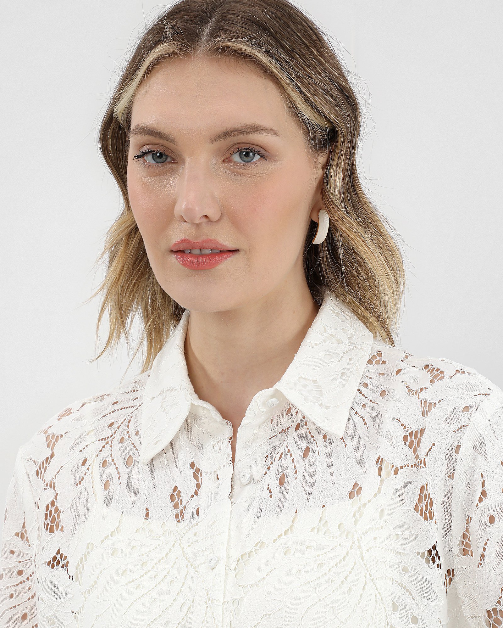 Riachuelo | Camisa feminina tradicional de renda off-white | AK by ...