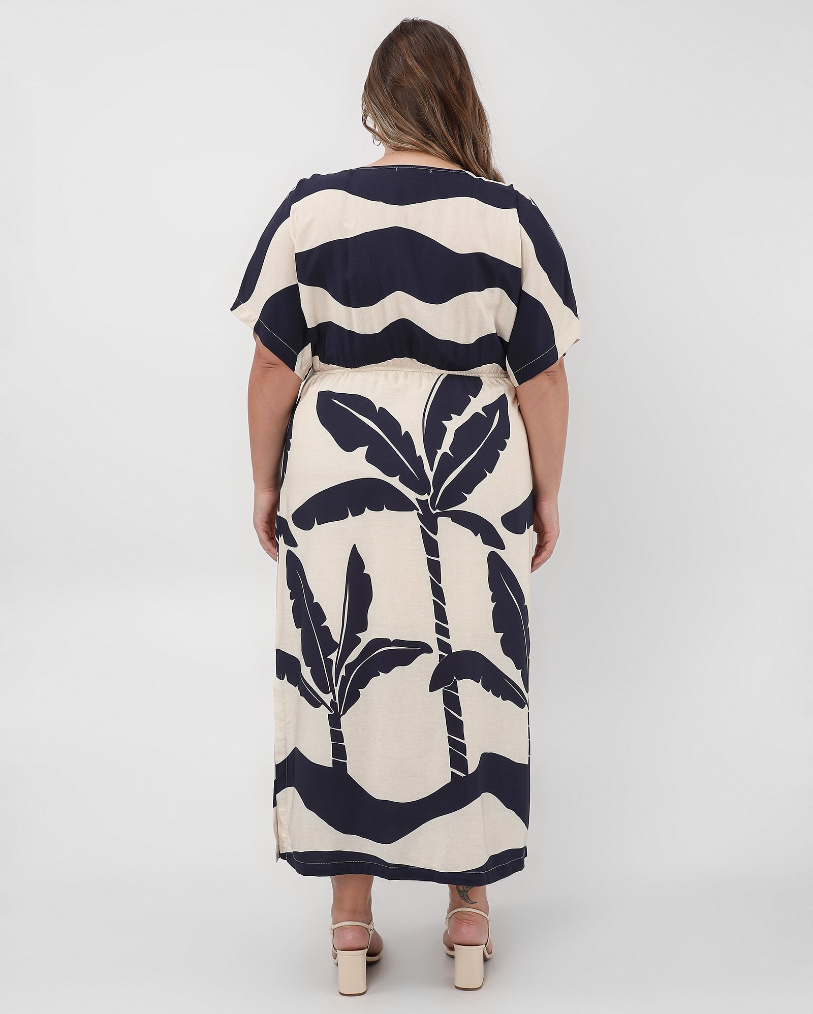 Riachuelo Vestido Midi Plus Size Decote V Folhagens Bege Filipa By