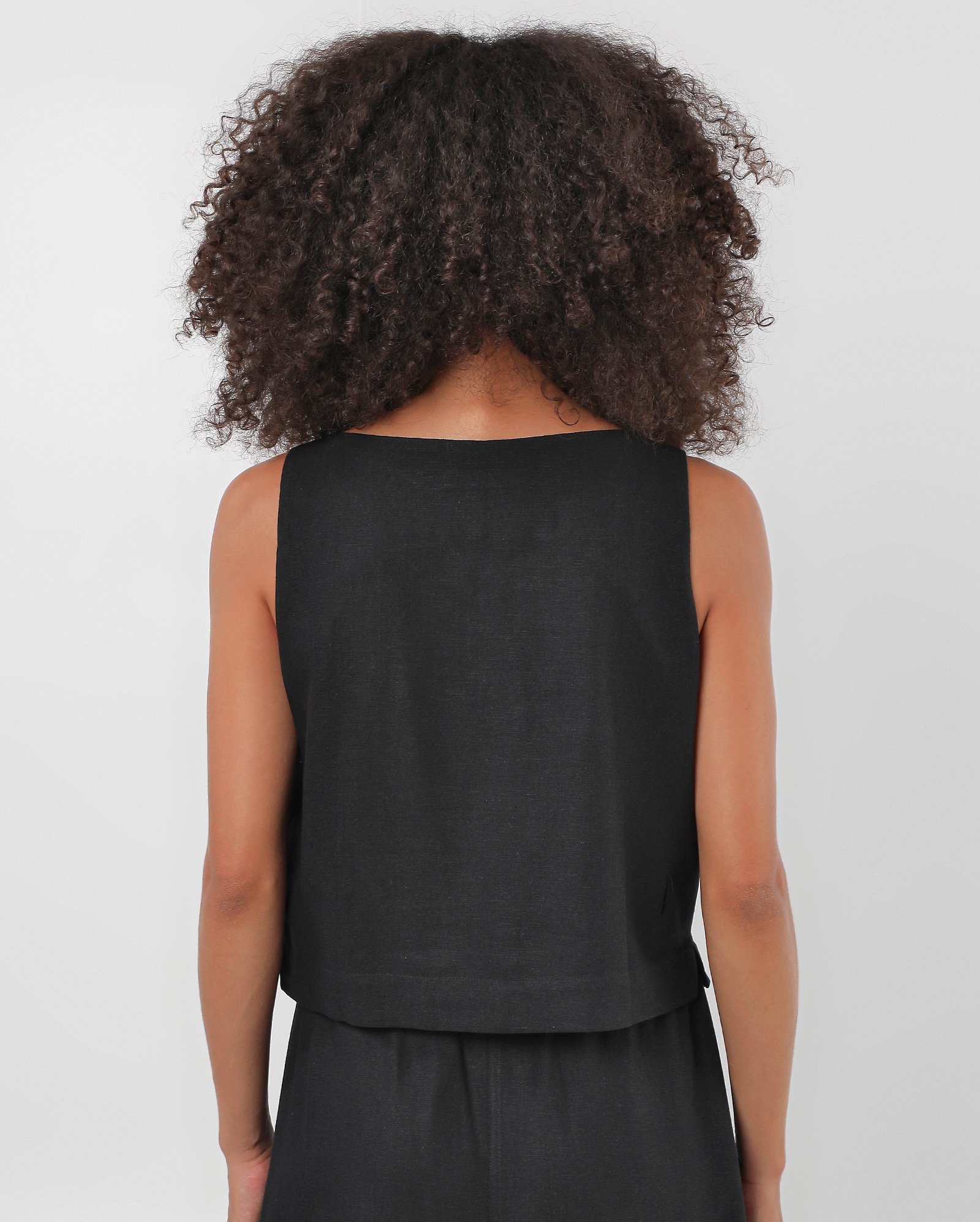 Riachuelo | Regata cropped alfaiatada em viscolinho - Preto | AK by Riachuelo