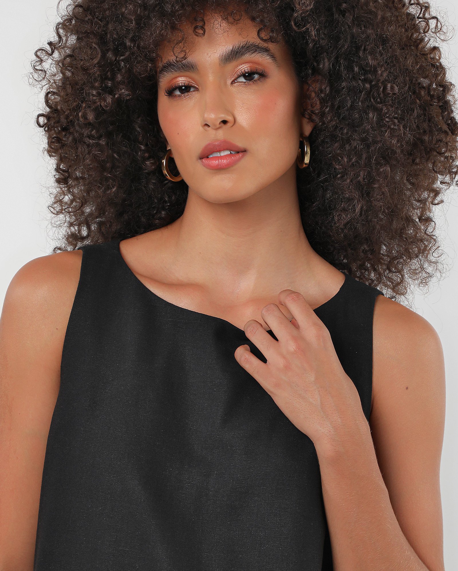 Riachuelo | Regata cropped alfaiatada em viscolinho - Preto | AK by Riachuelo