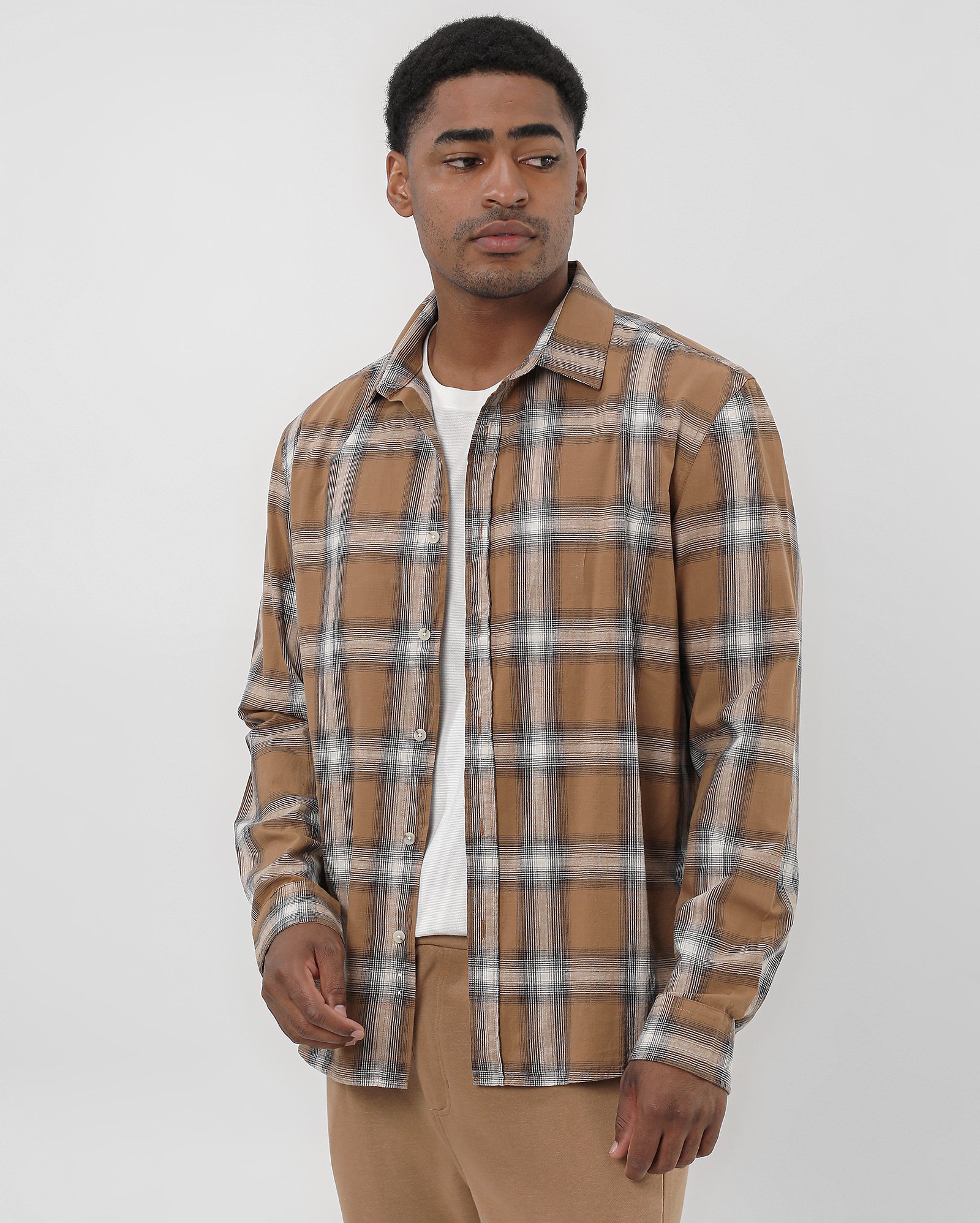 Riachuelo | Camisa masculina regular manga longa listrada - Bege Escuro ...