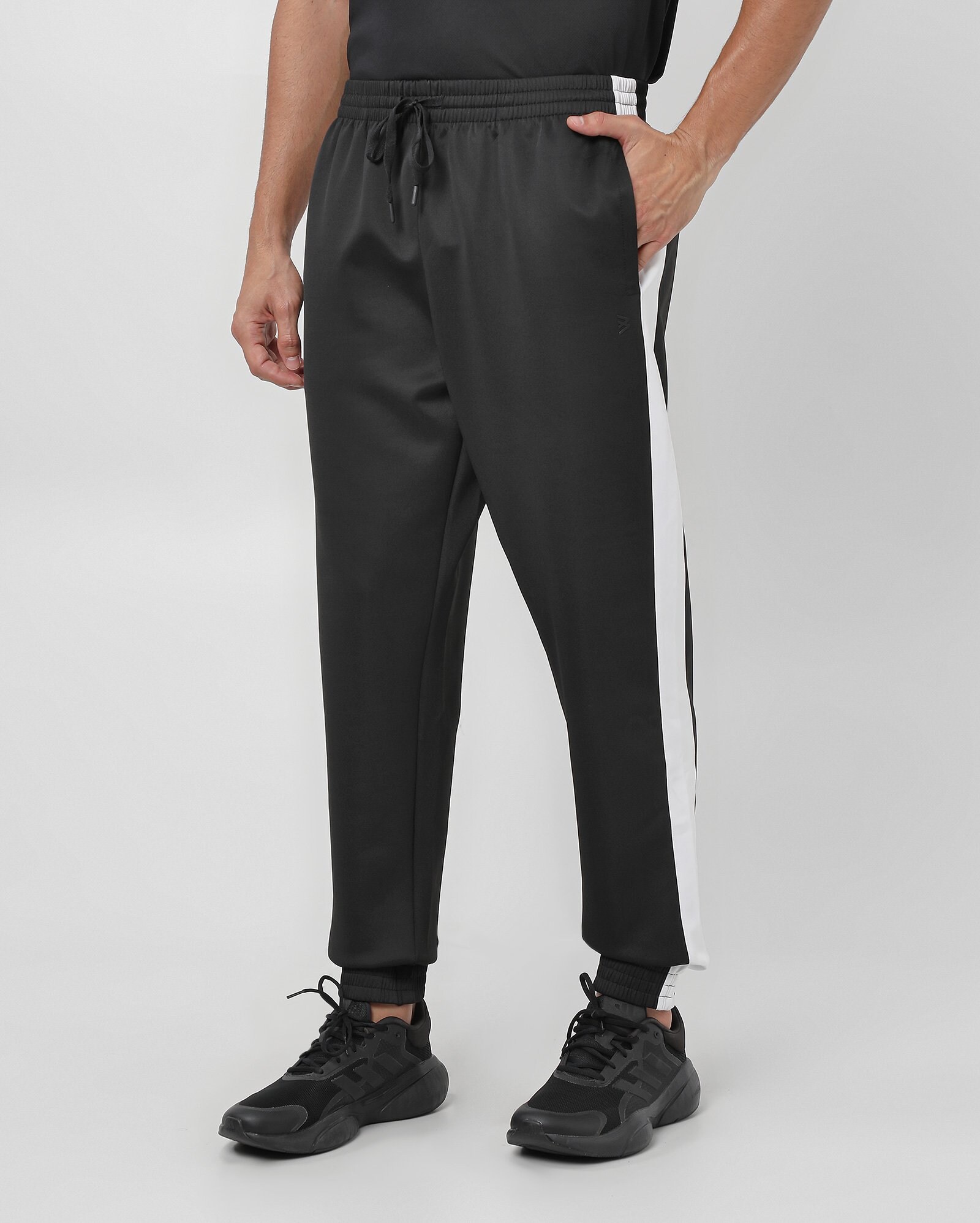 Riachuelo | Calça esportiva masculina jogger faixa lateral - Preto ...