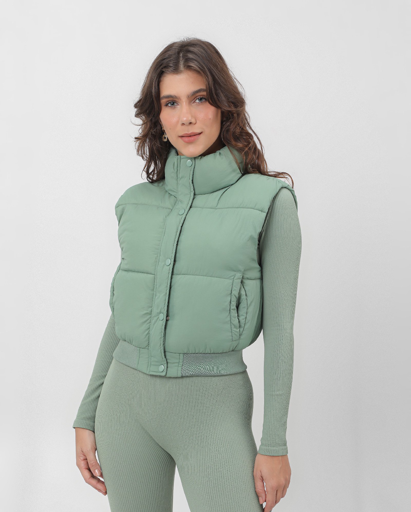 Riachuelo | Colete feminino puffer gola alta - Verde Musgo | Pool Basics