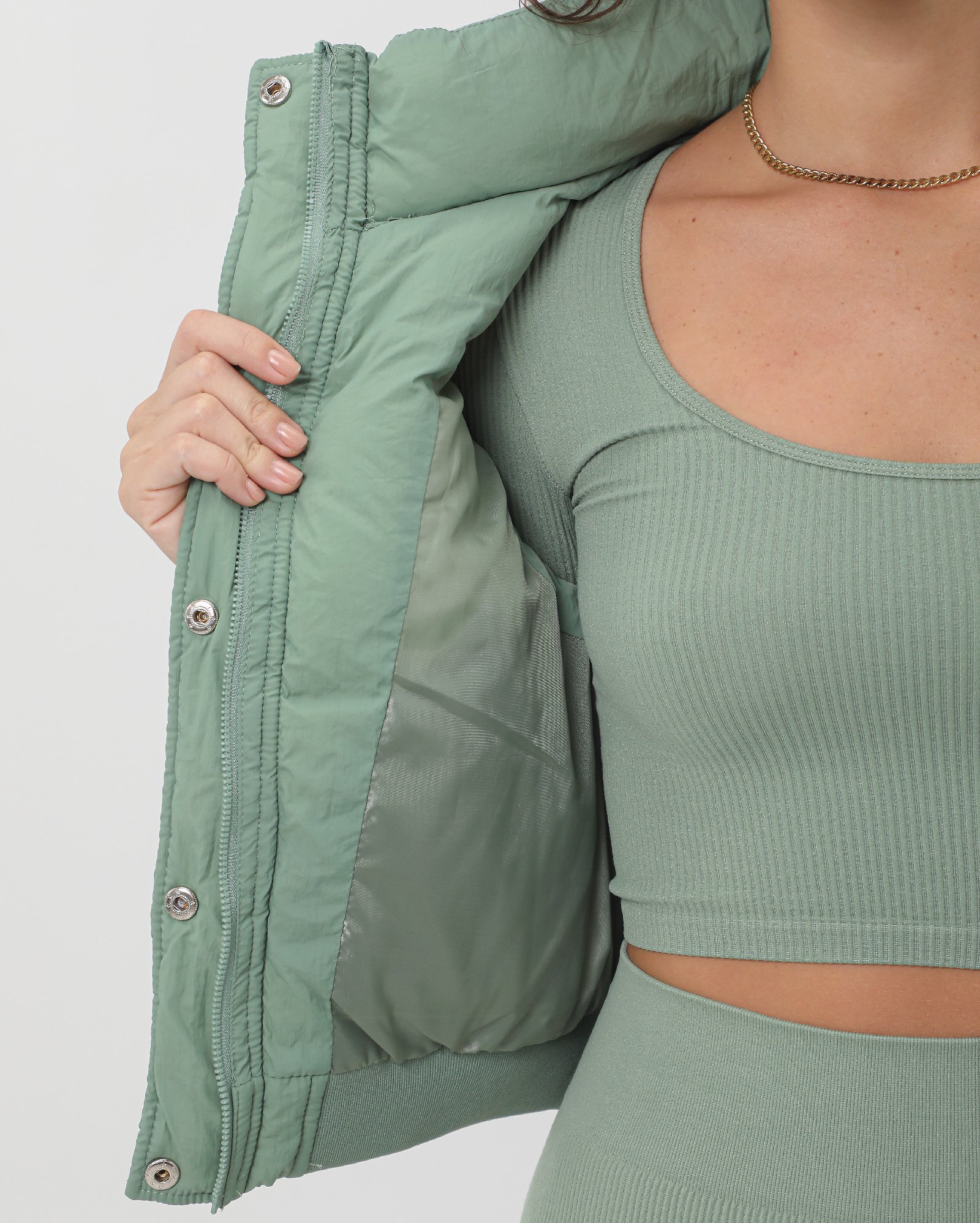 Riachuelo | Colete feminino puffer gola alta - Verde Musgo | Pool Basics