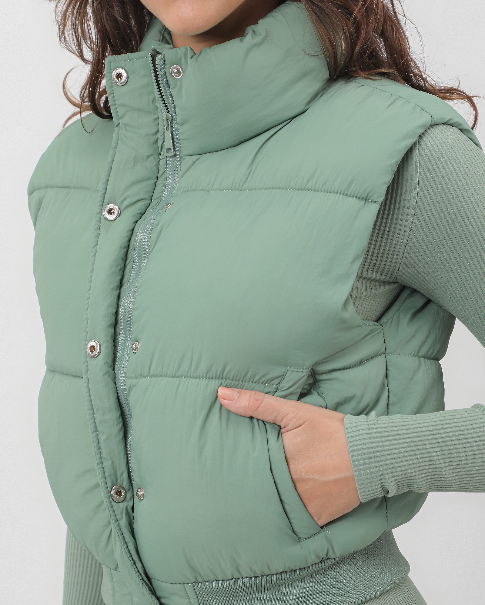 Riachuelo | Colete feminino puffer gola alta - Verde Musgo | Pool Basics