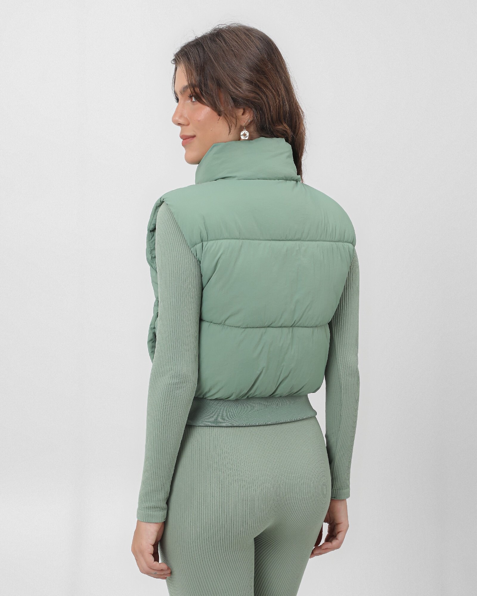 Riachuelo | Colete feminino puffer gola alta - Verde Musgo | Pool Basics