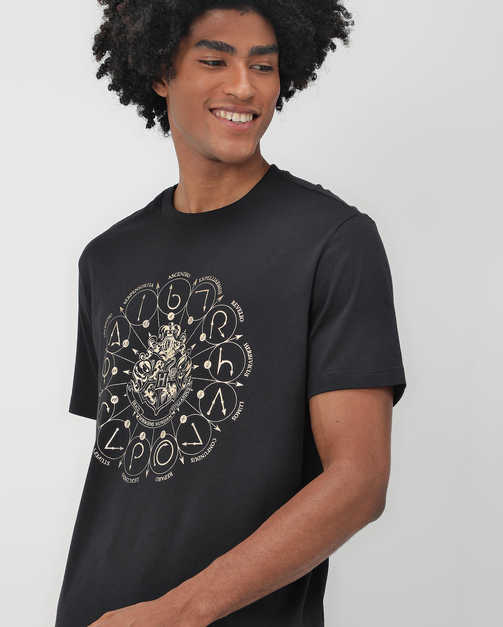 Riachuelo | Camiseta masculina Harry Potter feitiços Hogwarts preta ...