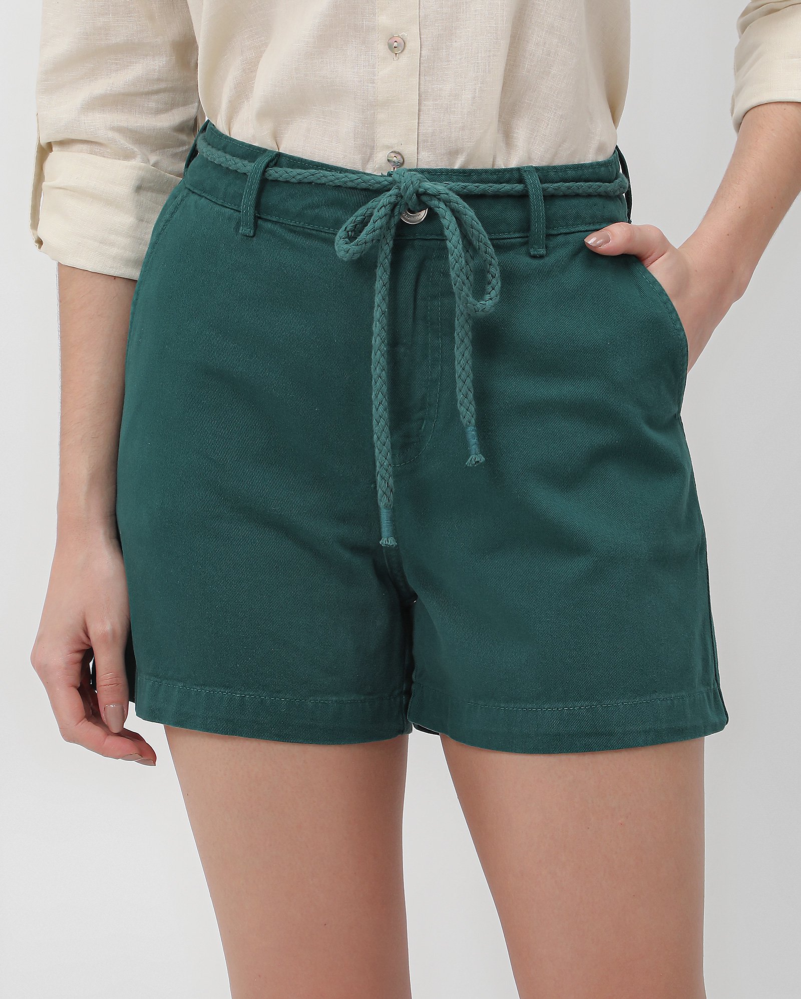 Riachuelo | Short jeans color mom com cordão trançado verde | AK by ...
