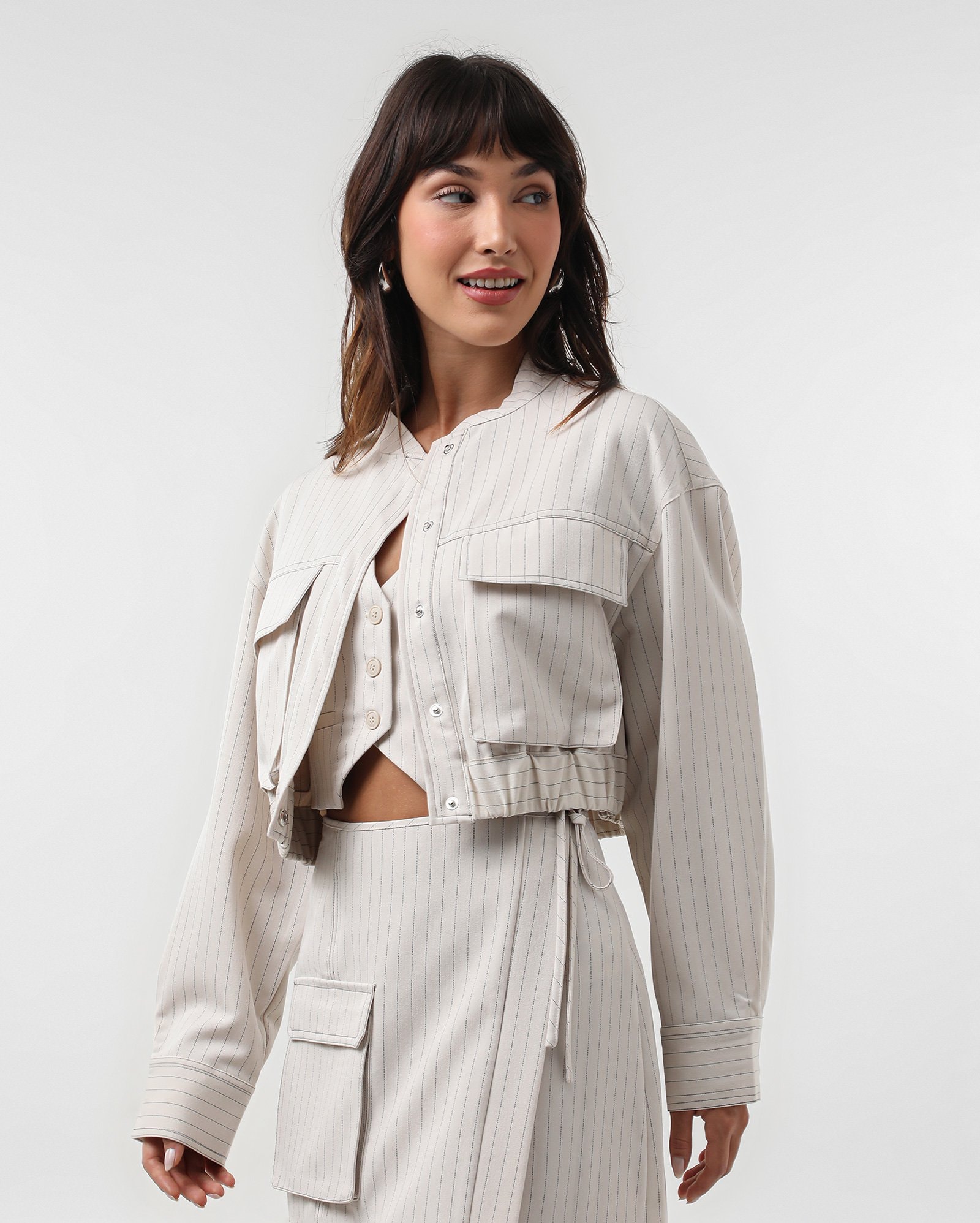 Riachuelo | Jaqueta cropped com bolsos utilitários risca de giz cinza ...