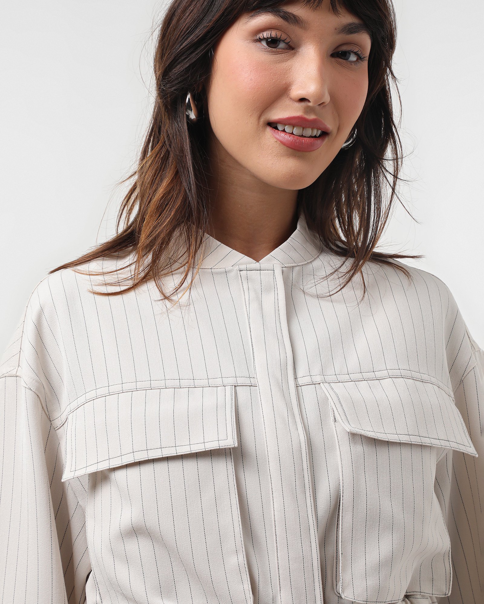 Riachuelo | Jaqueta cropped com bolsos utilitários risca de giz cinza ...