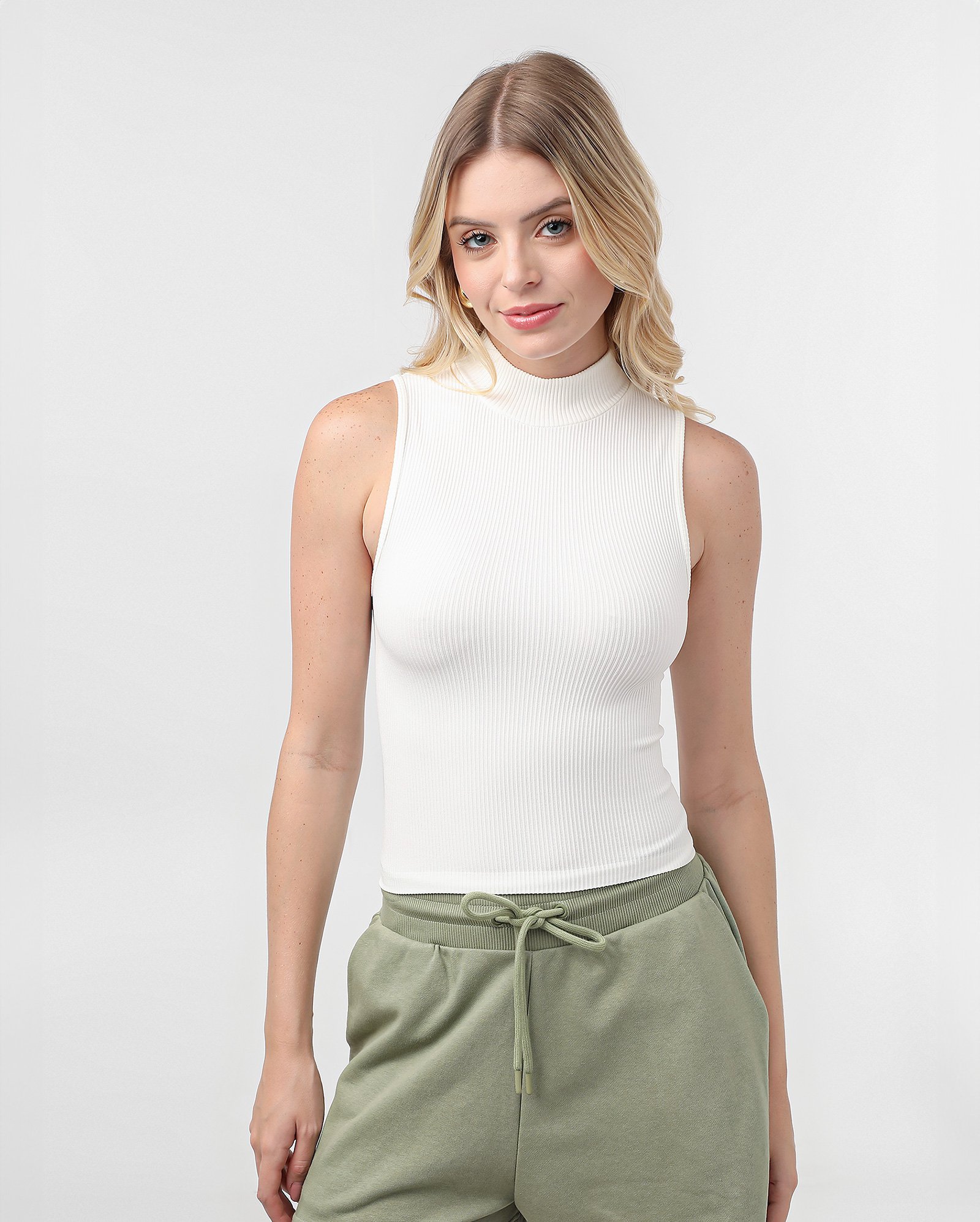 Riachuelo | Regata cropped com gola alta - Branco | Pool Basics by ...