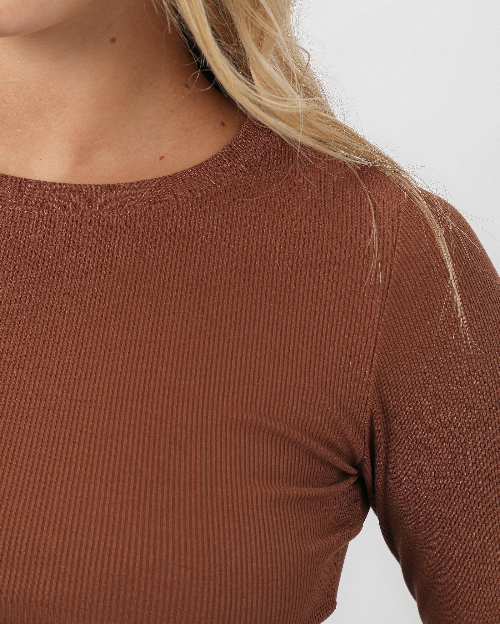 Riachuelo | Camiseta cropped canelada manga longa marrom | Pool by ...