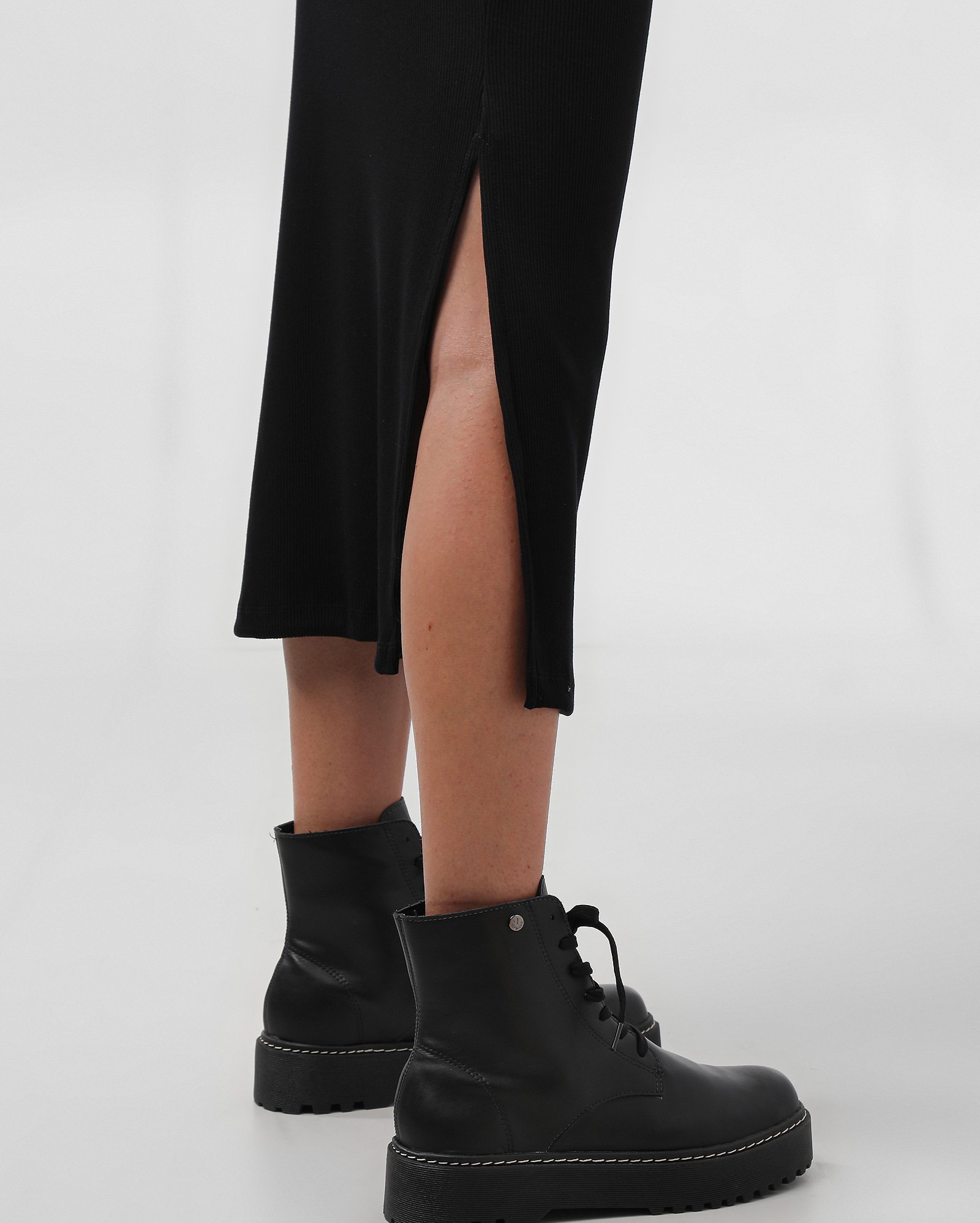 Riachuelo | Saia midi em malha canelada reta preta | Pool Basics