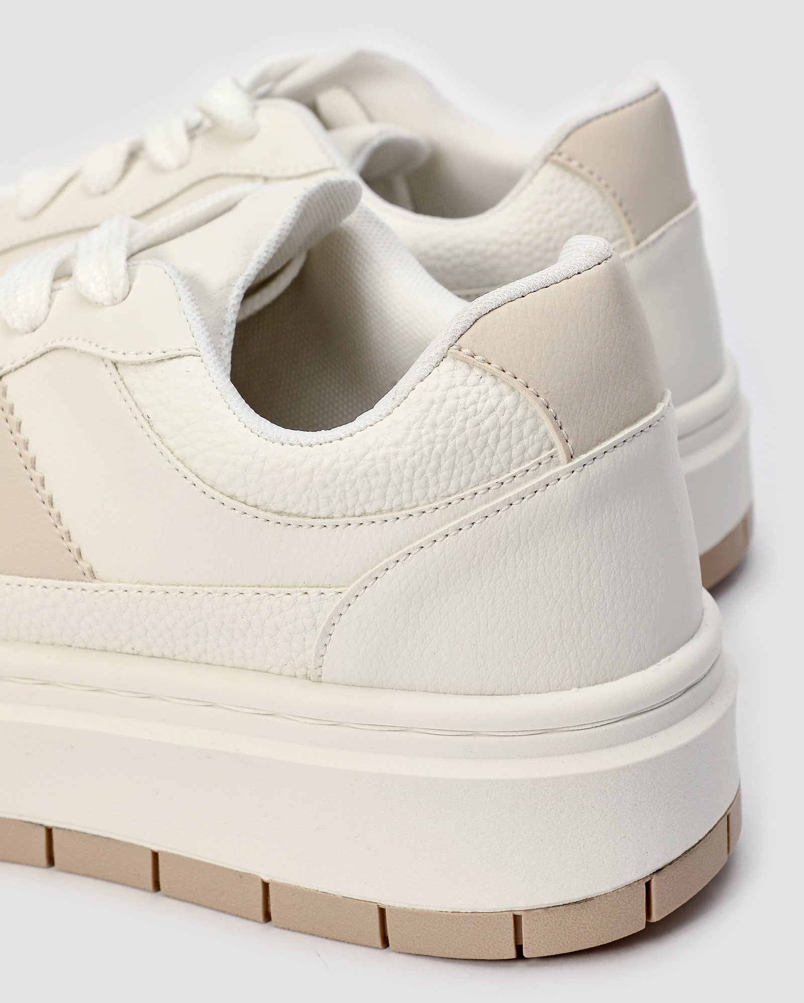 Riachuelo | Tênis feminino com recortes variados off-white | Riachuelo