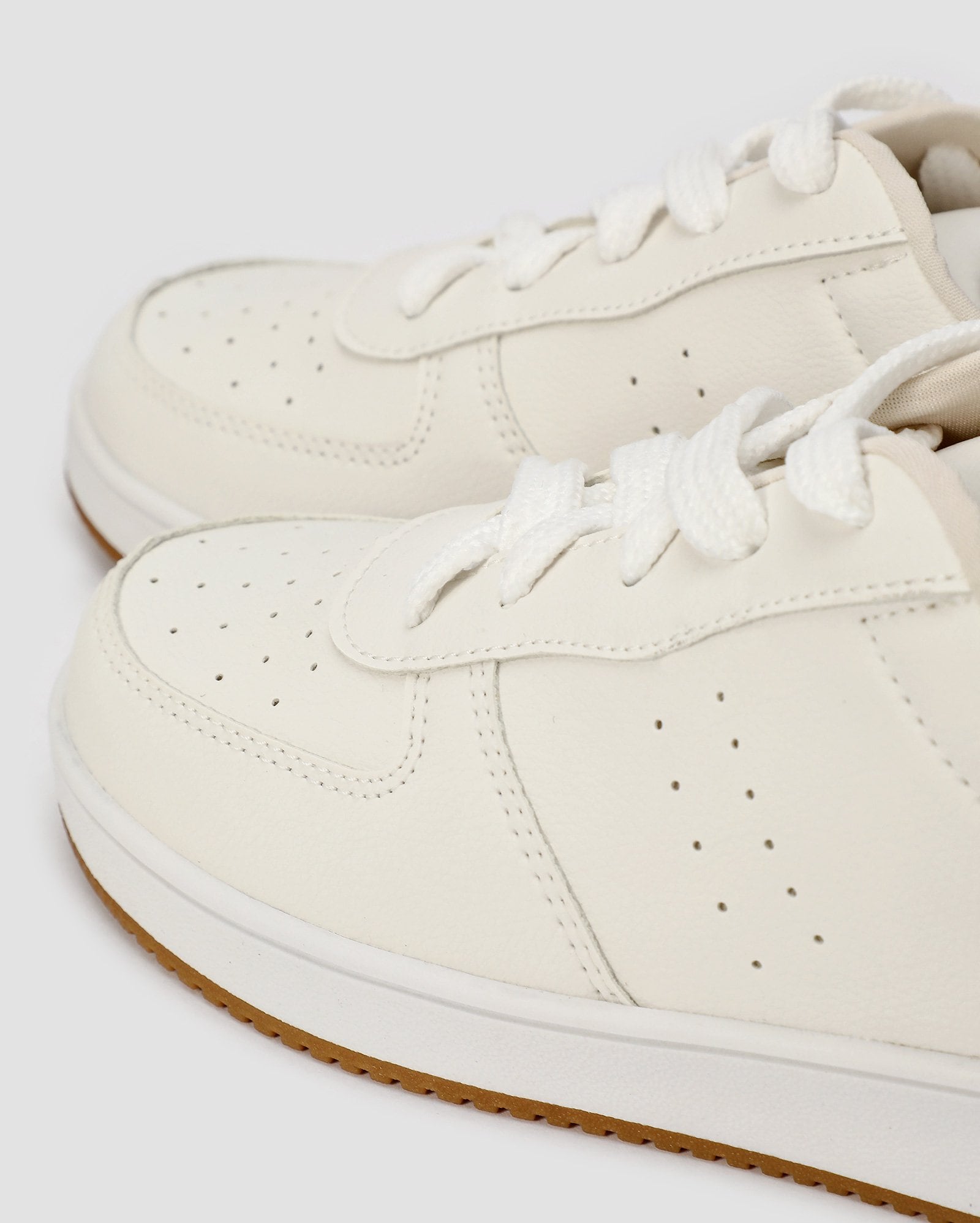 Riachuelo | Tênis feminino com recortes variados - Off-white | Riachuelo