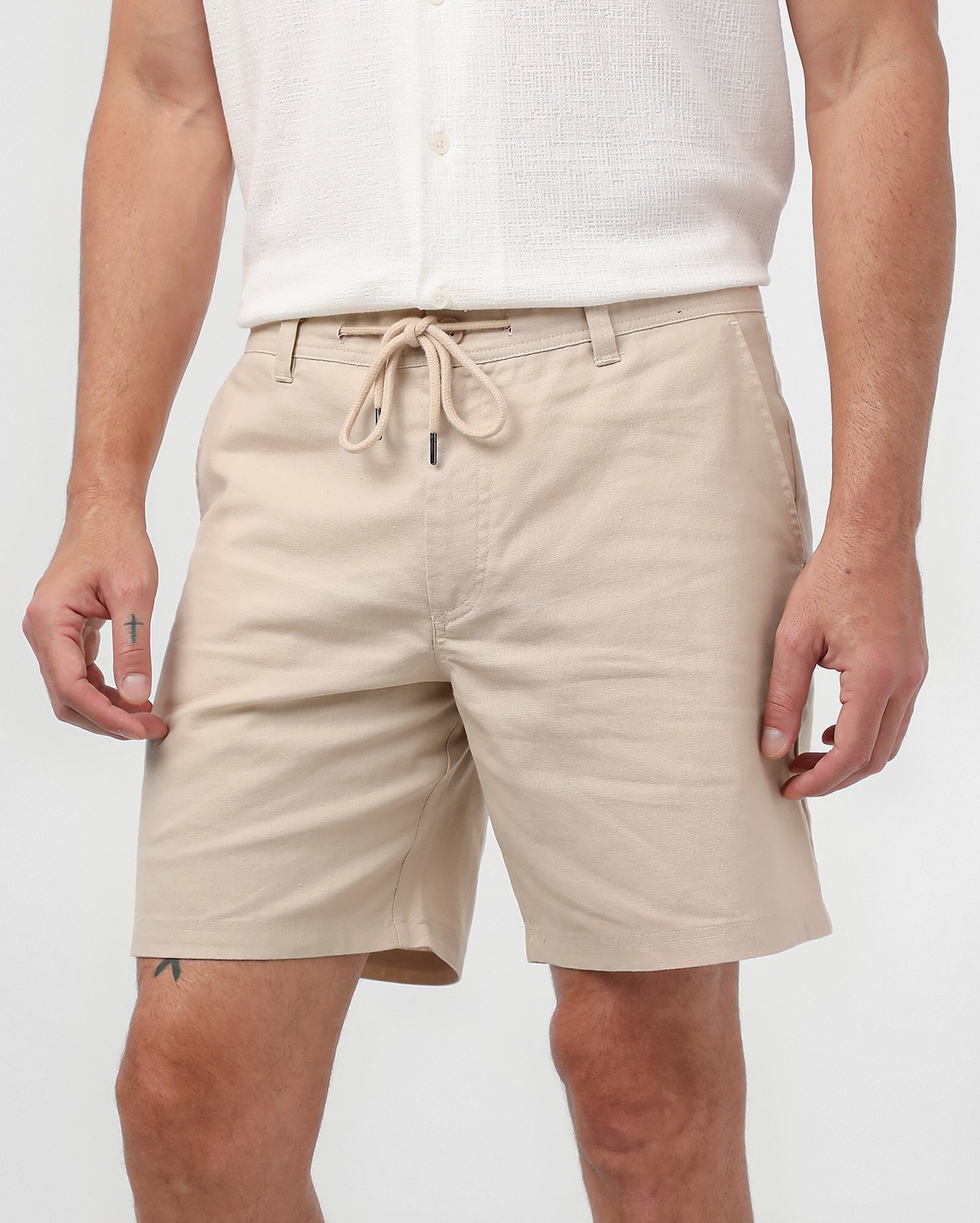 Riachuelo | Bermuda masculina regular em viscolinho - Bege Claro