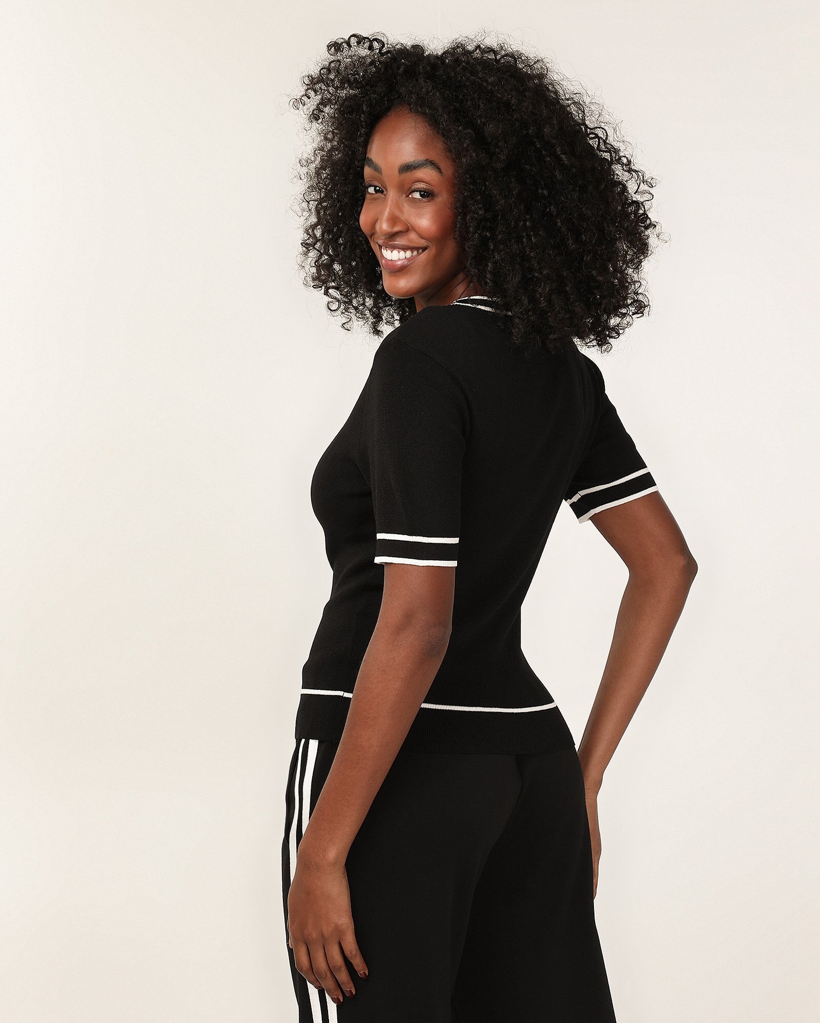 Riachuelo | Blusa feminina com listras em tricot preta | AK by Riachuelo