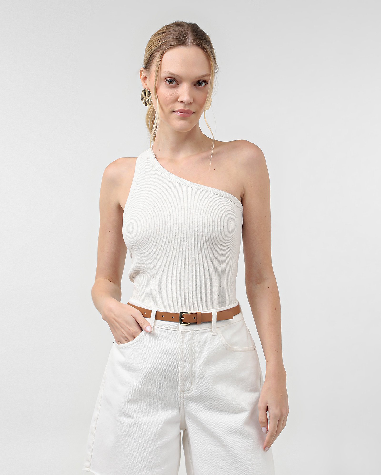 Riachuelo | Regata feminina assimétrica ombro único em viscolinho bege ...