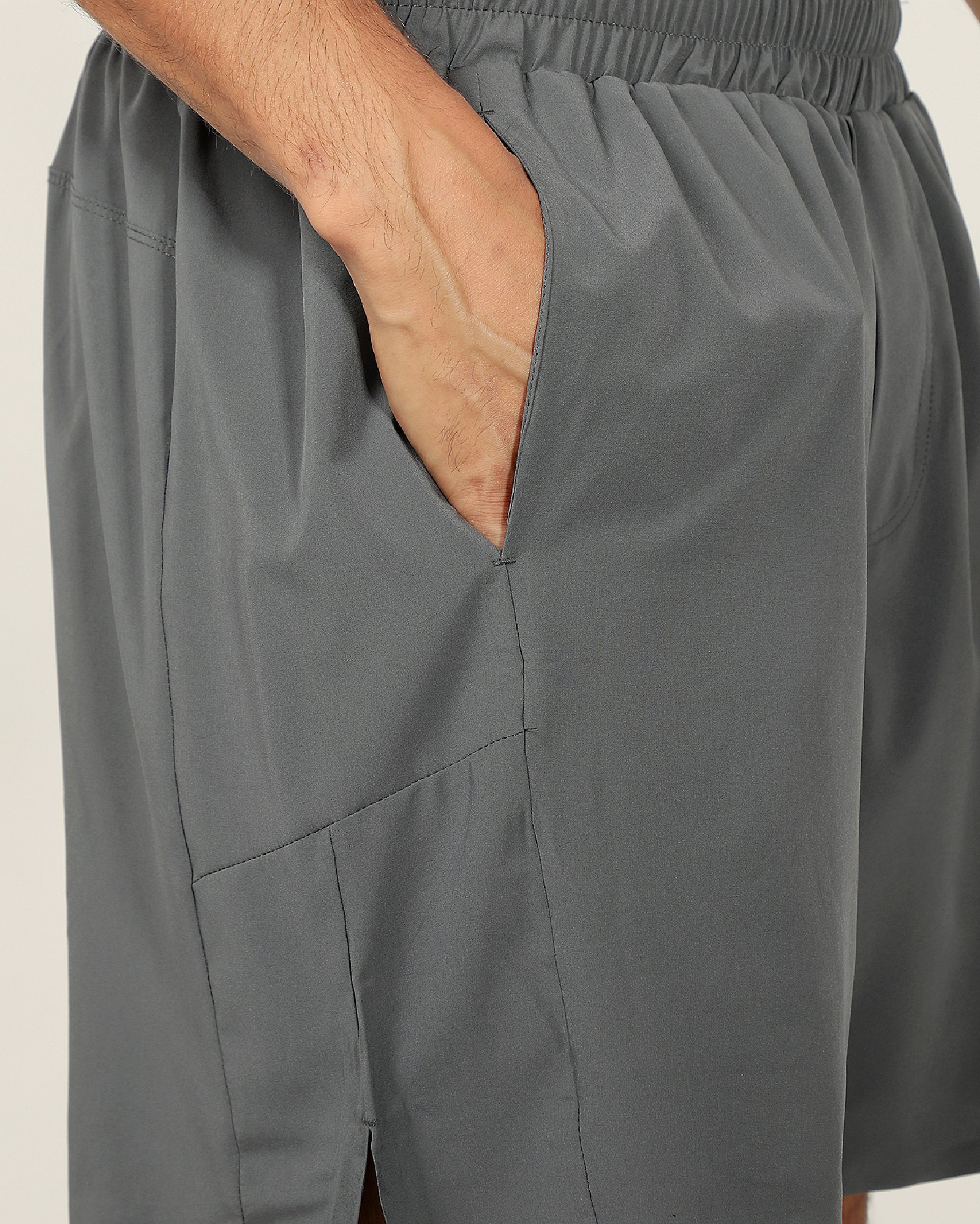 Riachuelo | Bermuda masculina de treino com short interno - Cinza ...