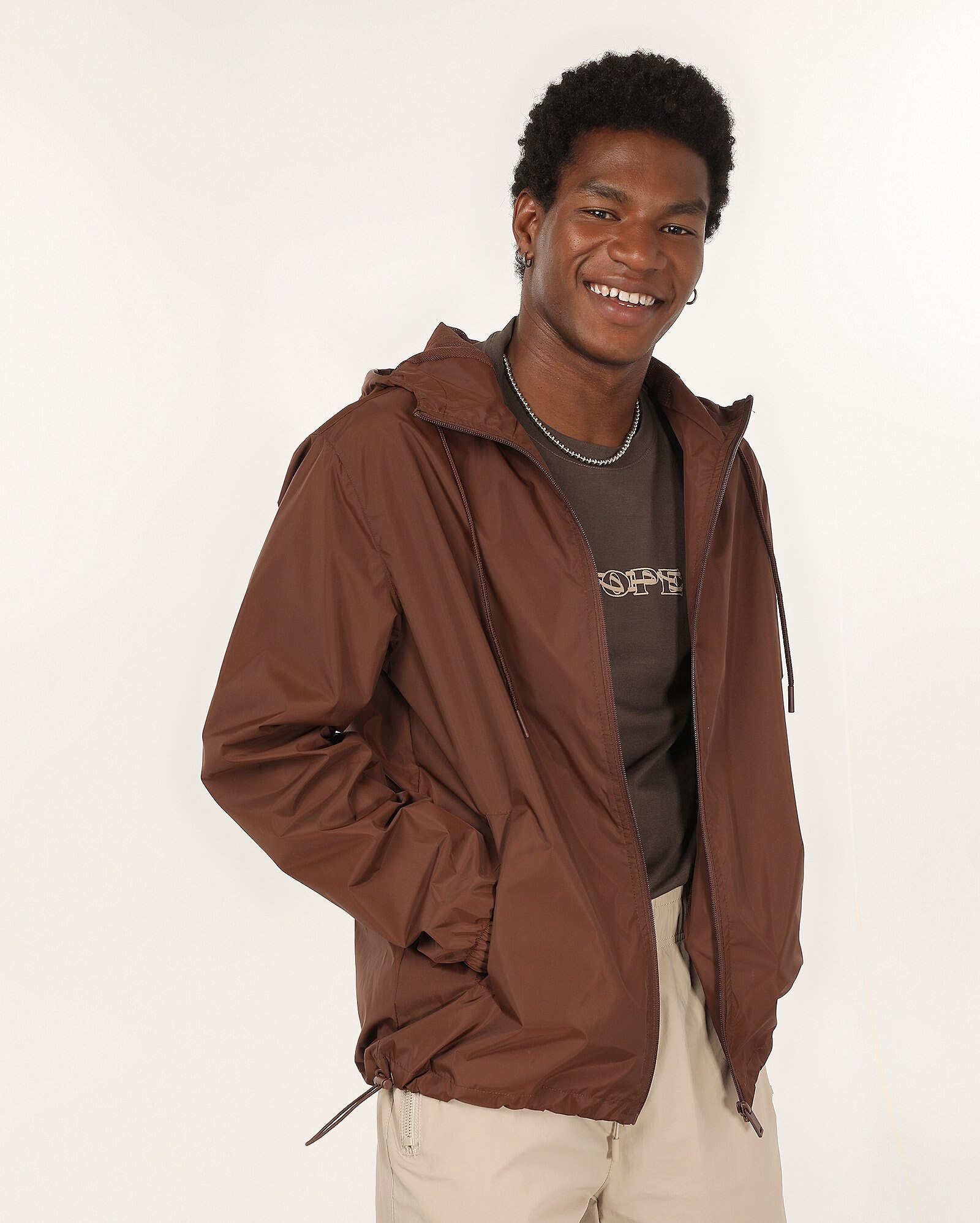 Riachuelo | Jaqueta masculina corta vento com zíper e capuz - Marrom | Pool