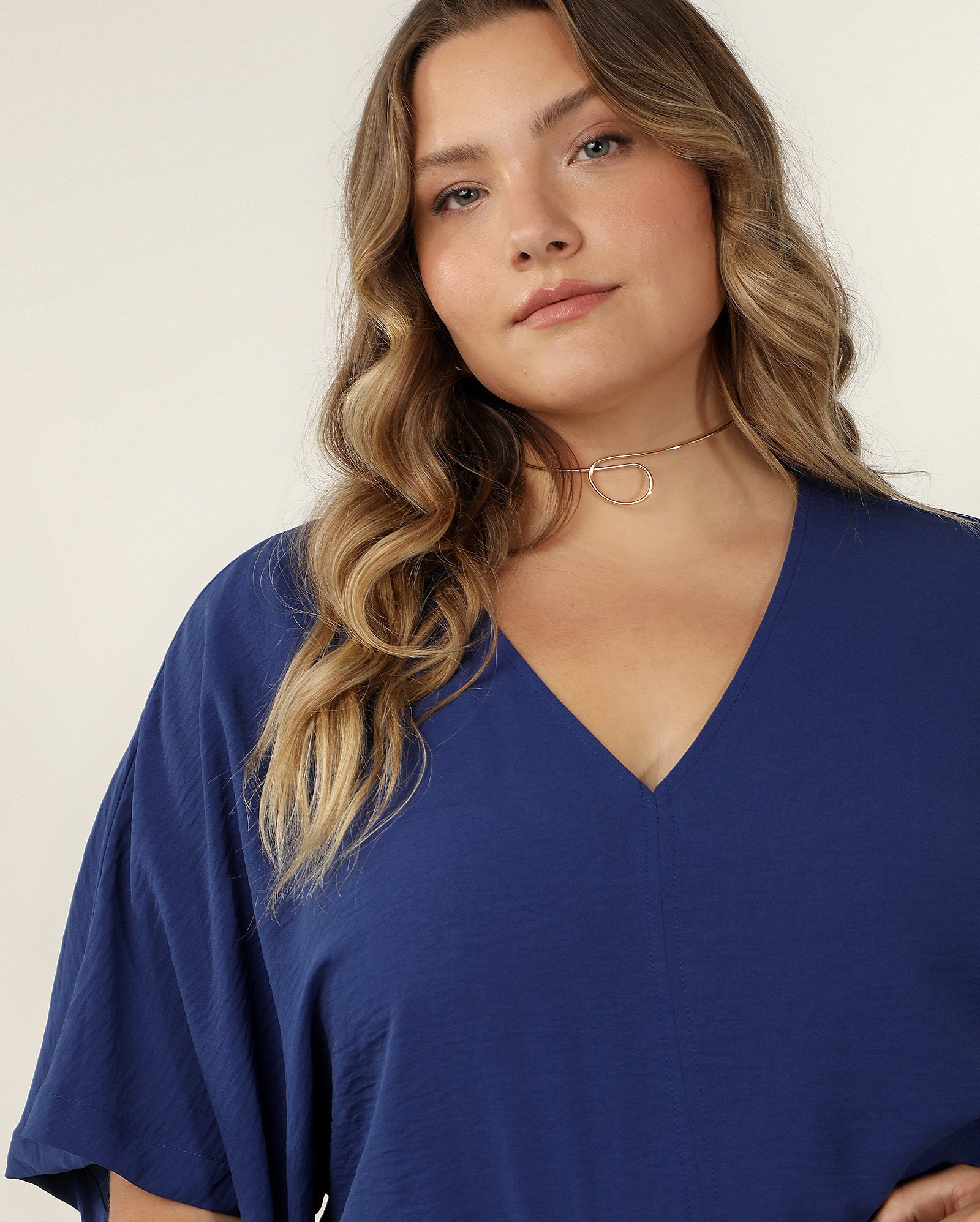 Riachuelo | Blusa plus size feminina decote v básica lisa azul