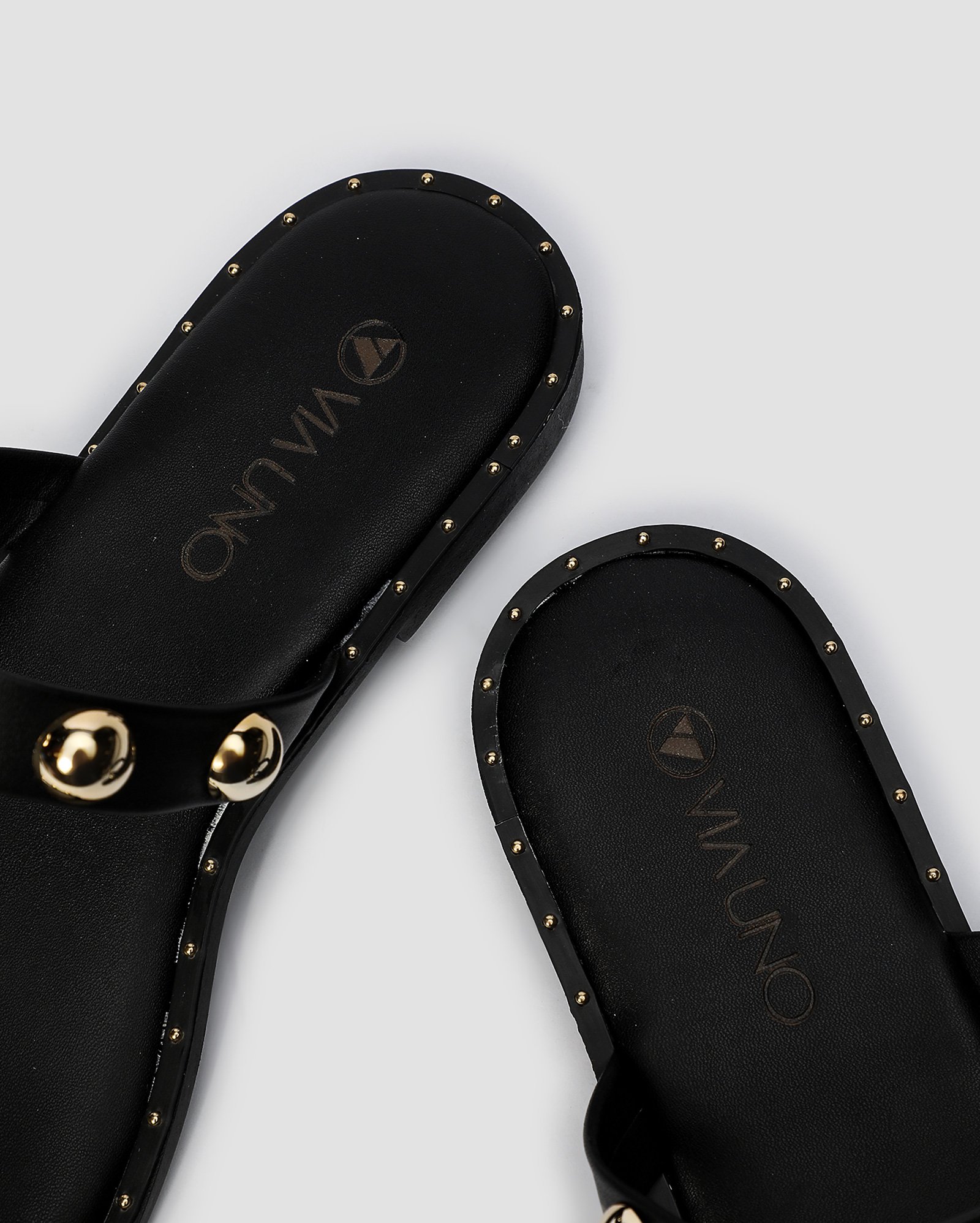 Riachuelo | Sandália rasteira feminina com tachas - Preto | Via Uno