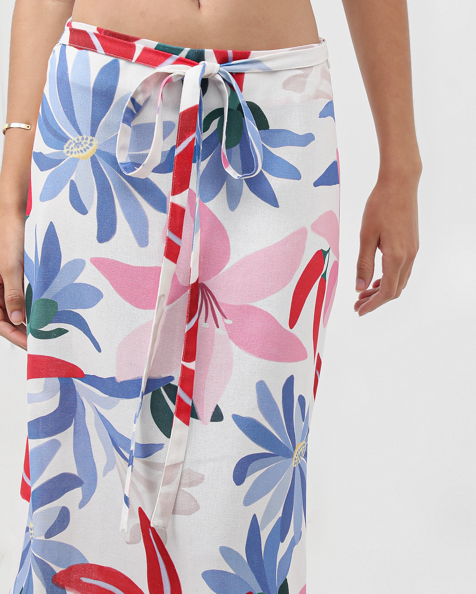 Riachuelo | Saia midi em viscolinho com amarração estampa floral branca ...