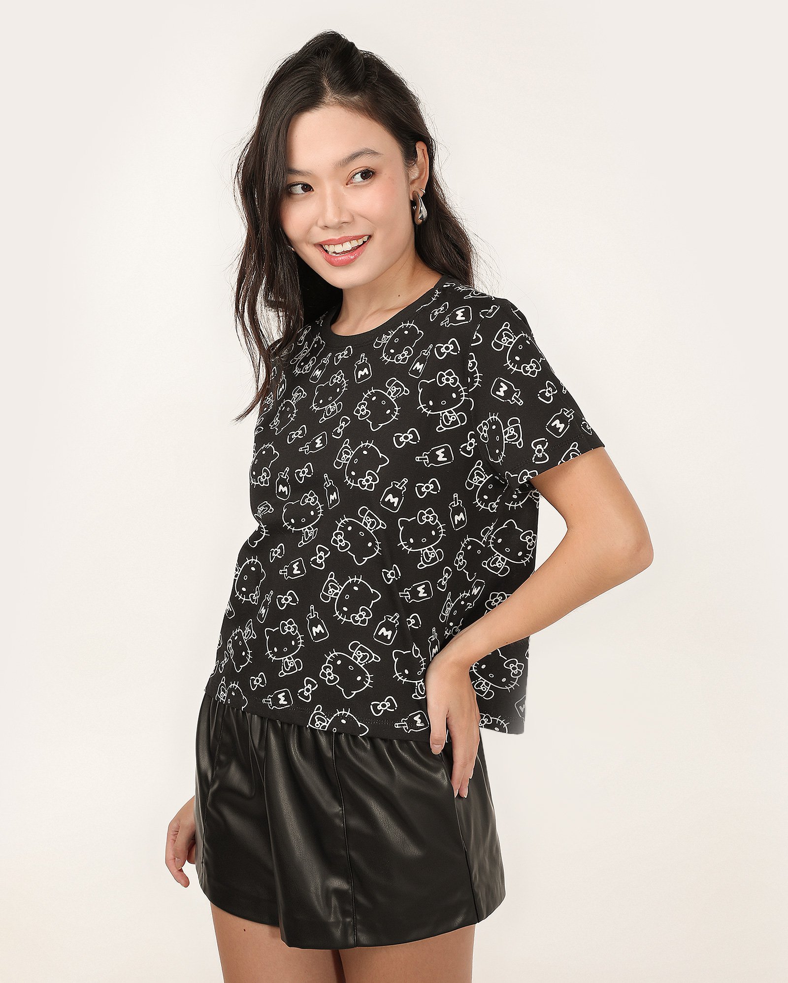 Riachuelo | Camiseta feminina ampla full Hello Kitty preta | Sanrio