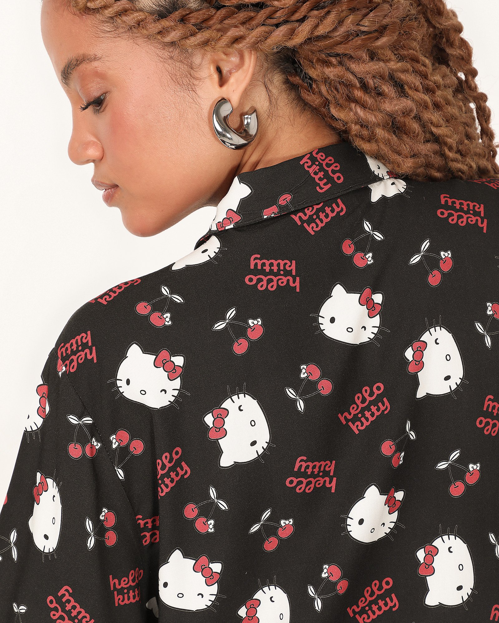 Riachuelo | Camisa cropped viscose estampa Hello Kitty cherry preta ...