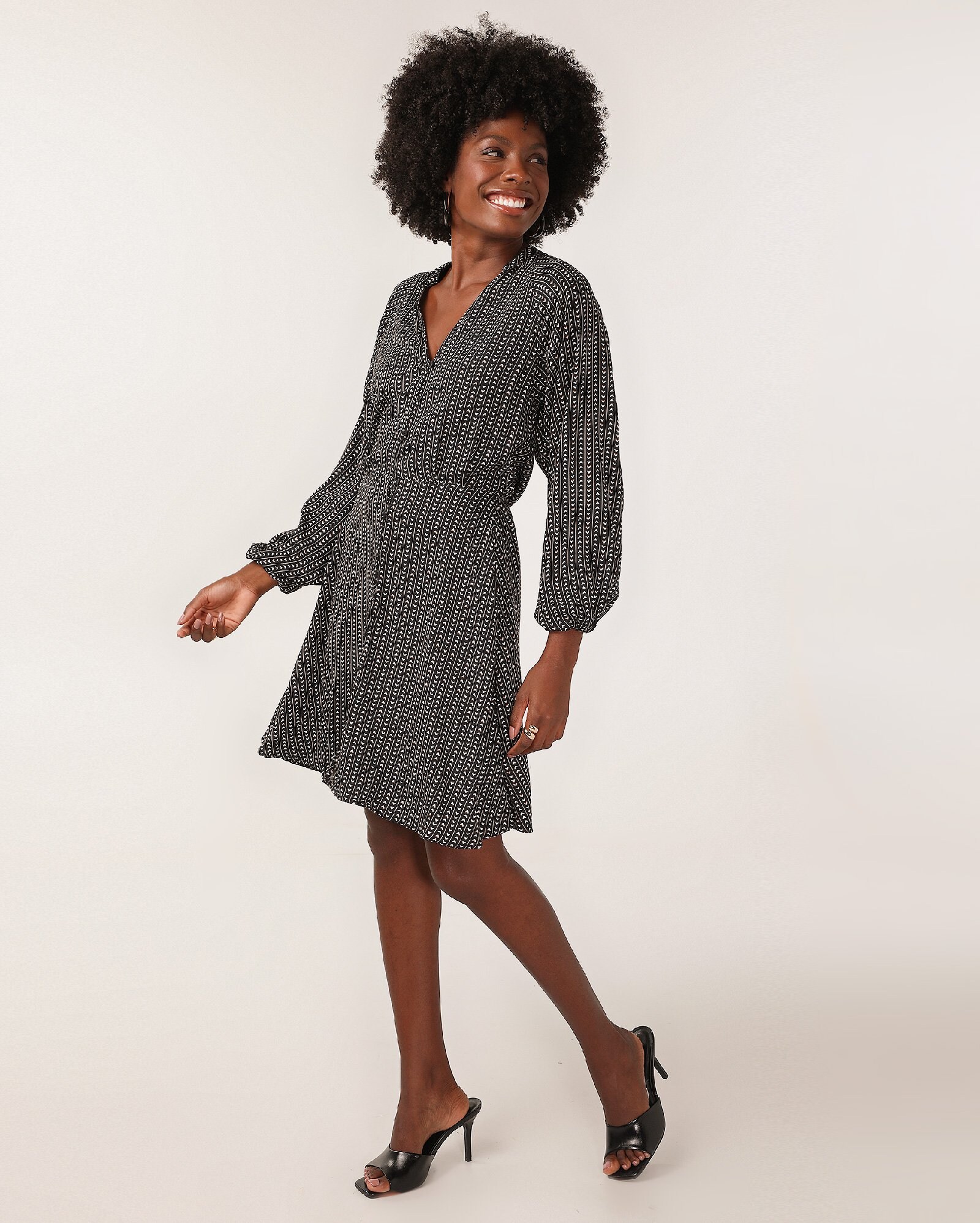 Riachuelo | Vestido curto evasê manga 7/8 geométrico preto