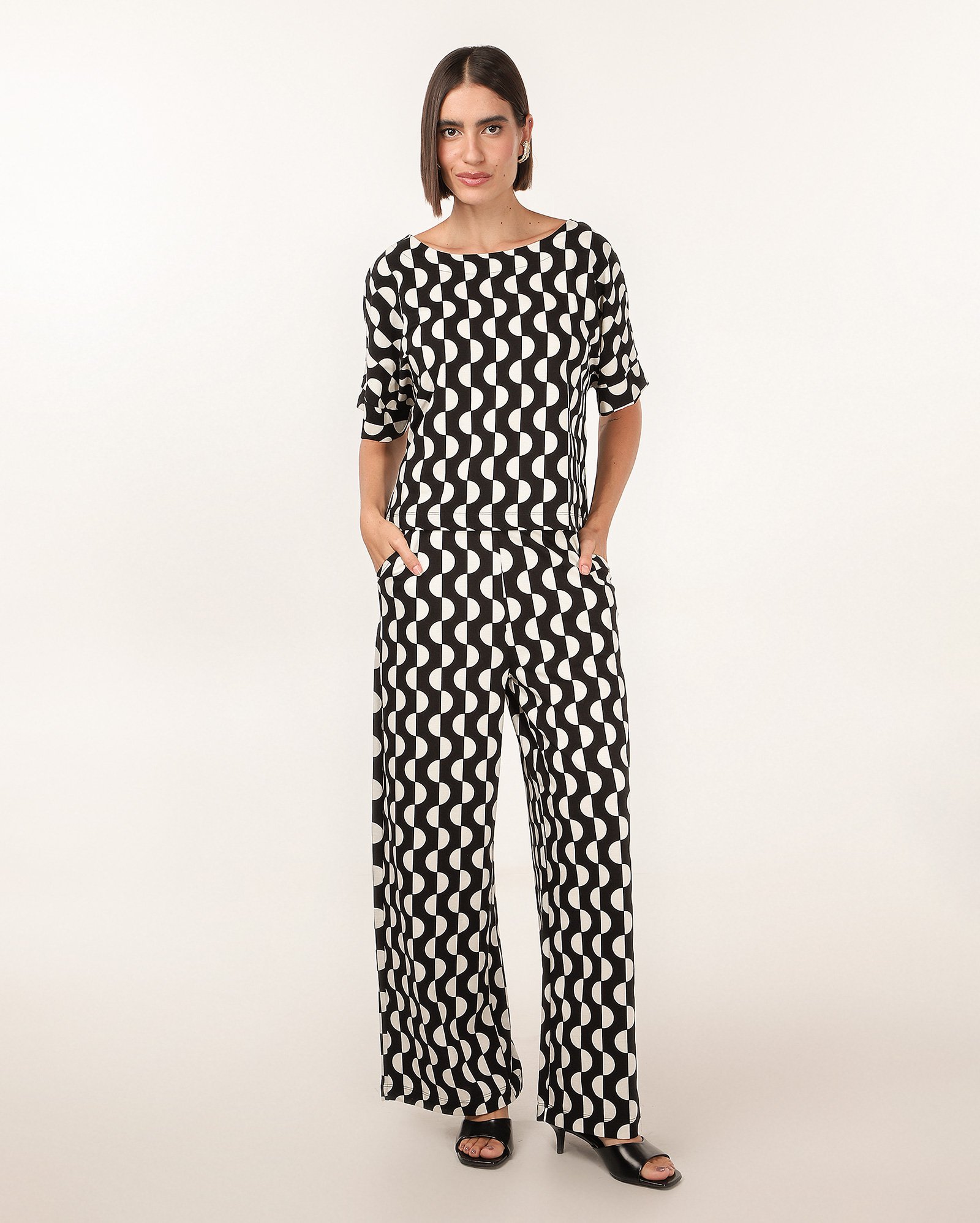 Riachuelo | Blusa feminina ampla Marbella em viscose poá abstrato preto ...