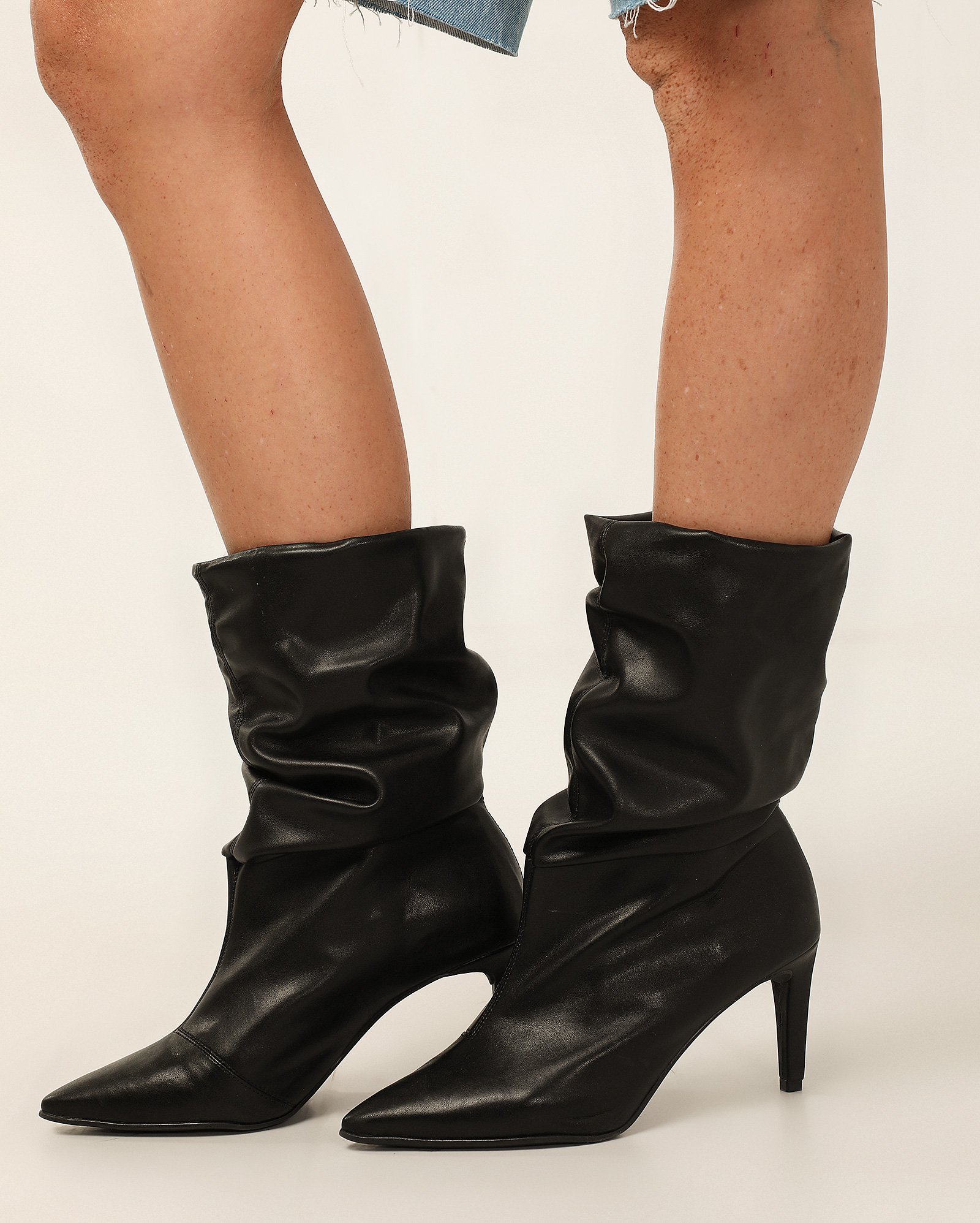 Riachuelo | Bota feminina sloucht de cano médio fino - Preto