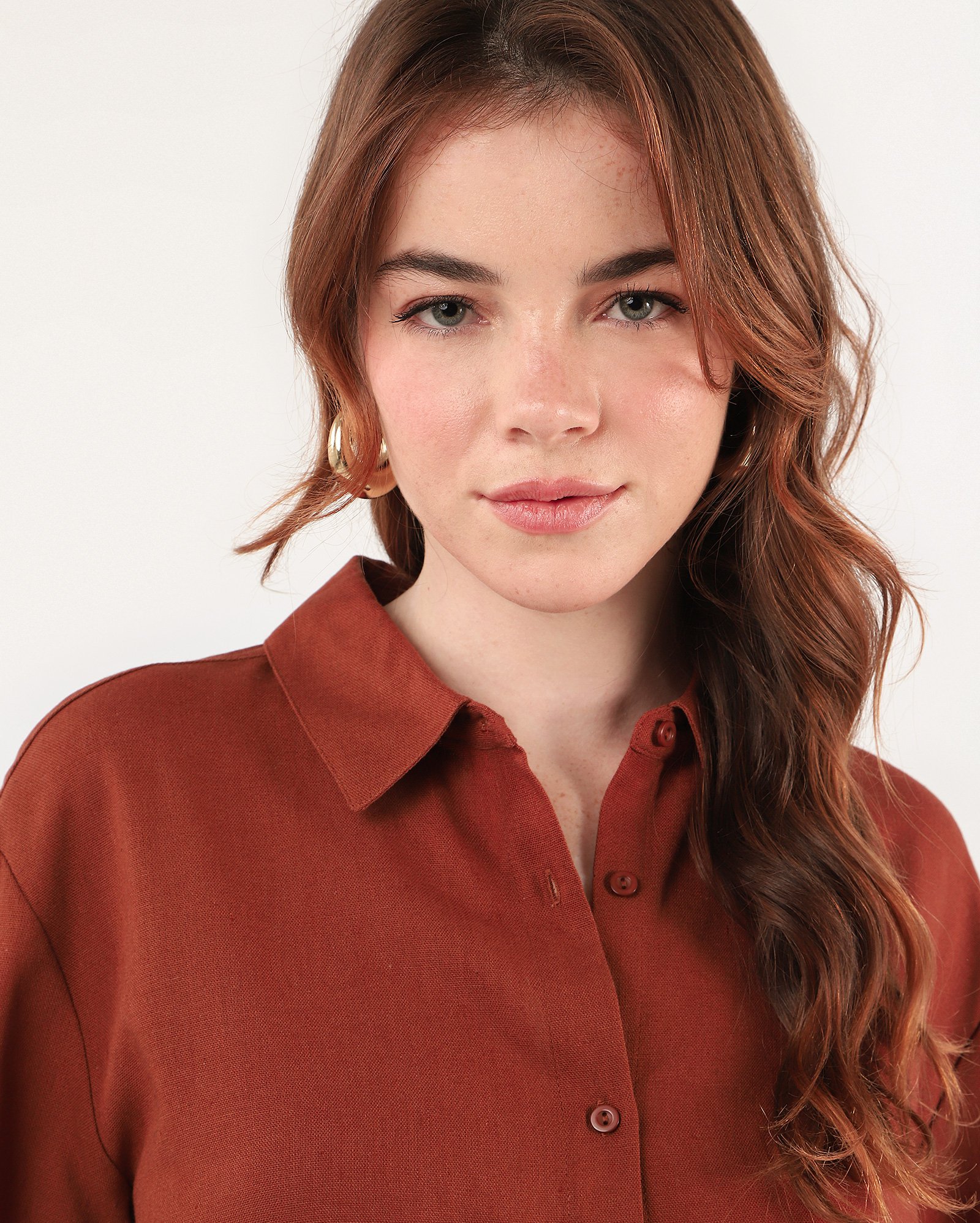 Riachuelo | Camisa feminina boxy Ingrid em viscolinho marrom | Pool