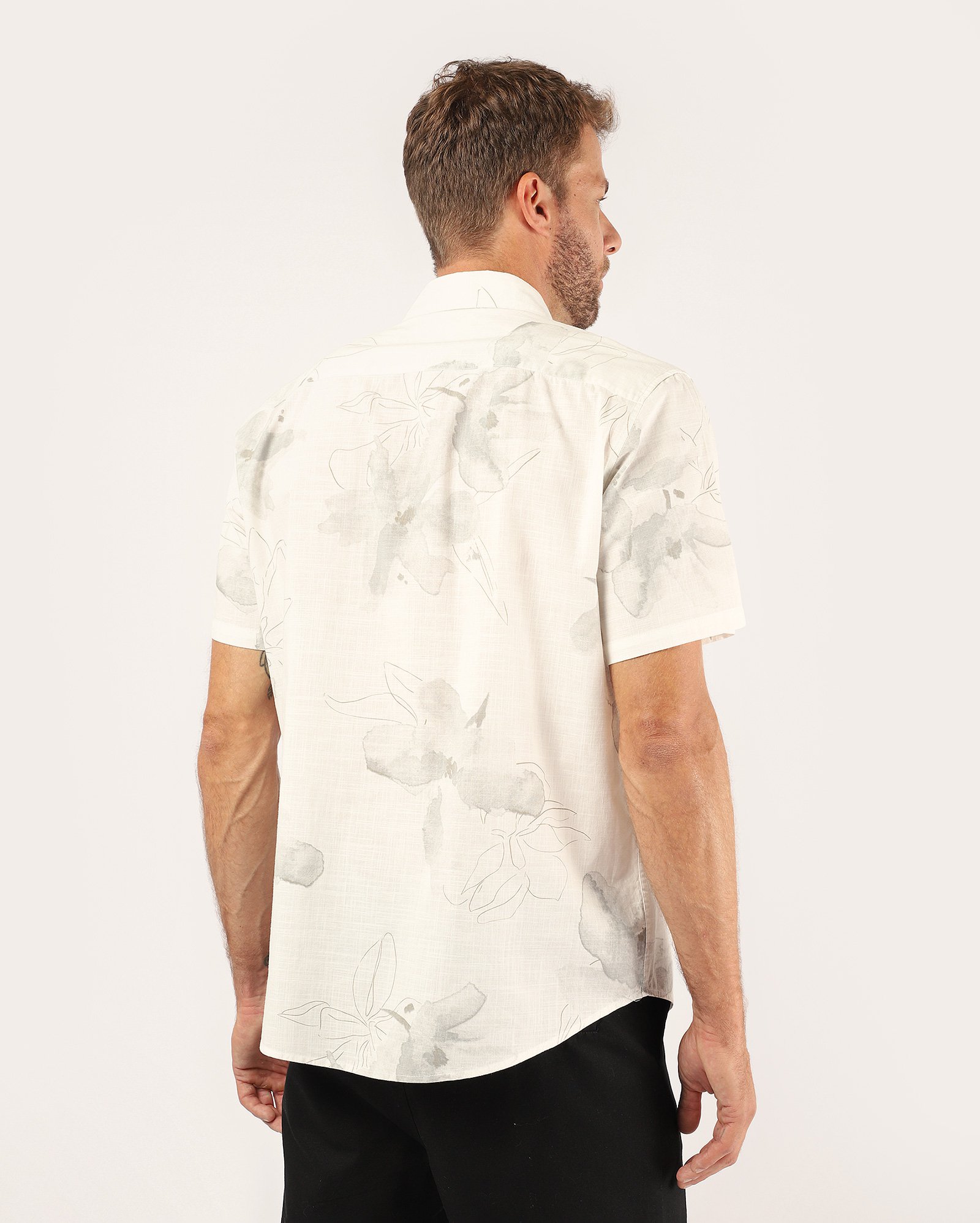 Riachuelo | Camisa masculina estampa folhagens - off-white