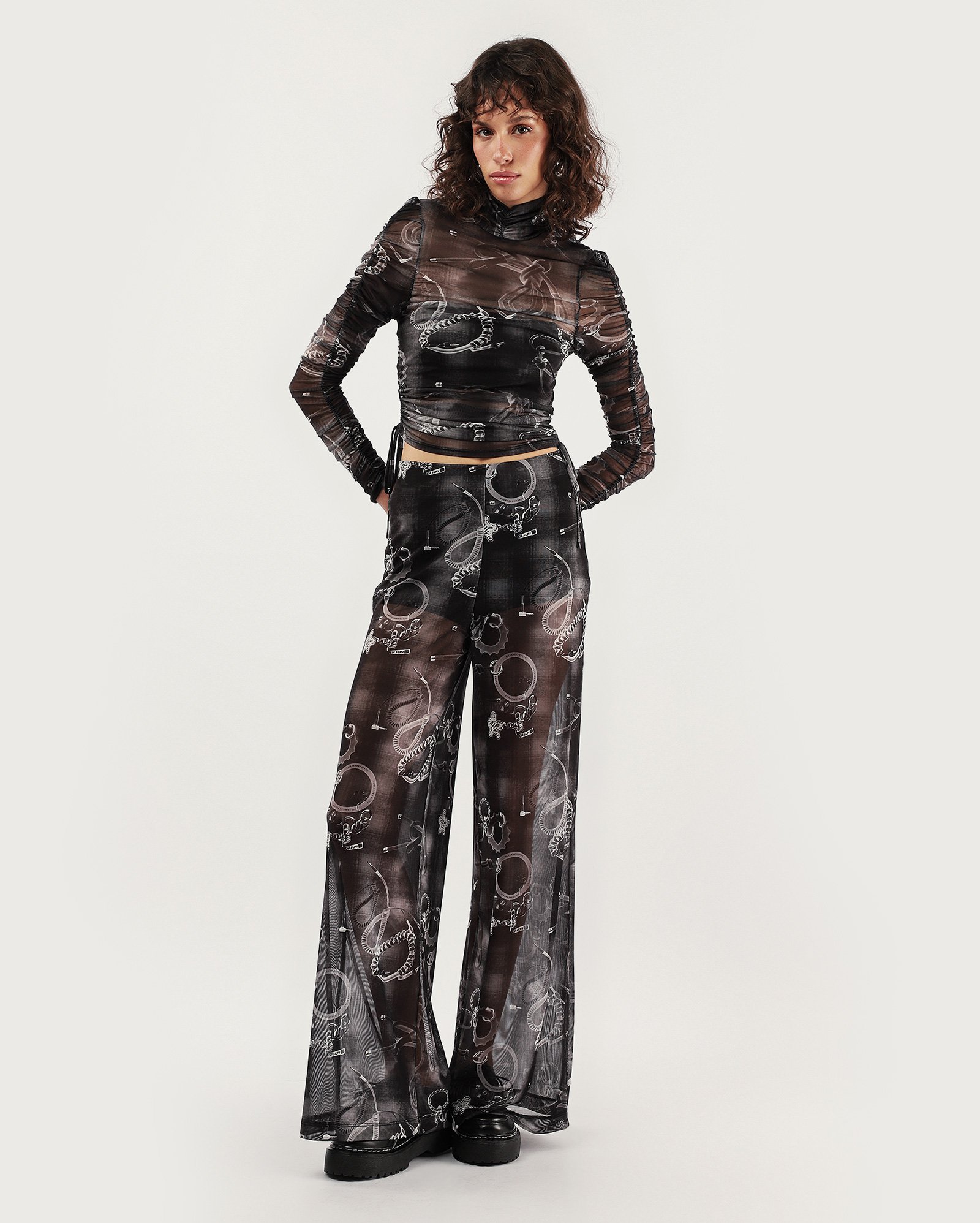 Riachuelo | Calça feminina wide leg tule preta | Alexandre Pavão + Pool