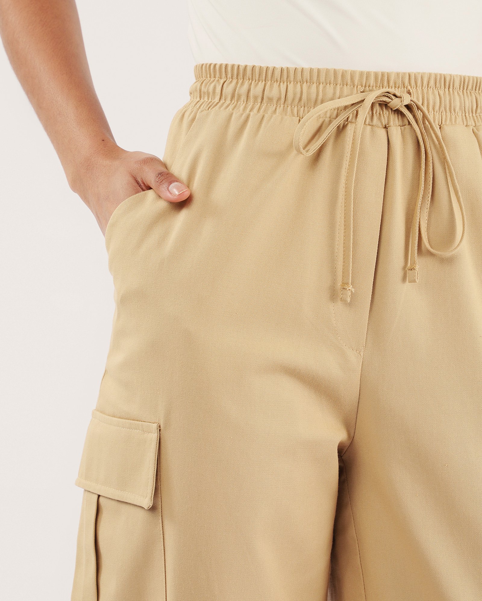 Riachuelo | Calça feminina com elástico bolsos cargo bege | Pool