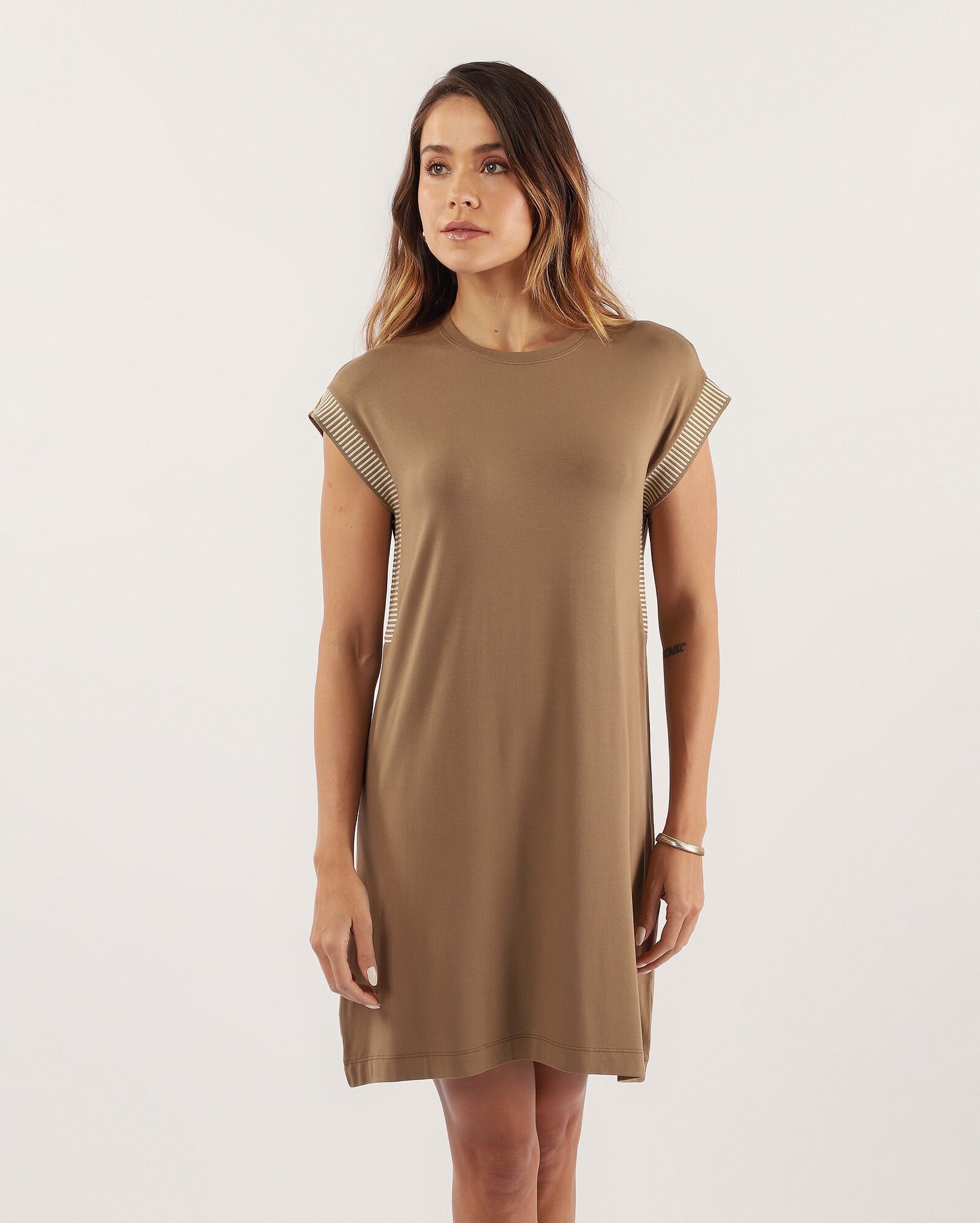 Riachuelo | Vestido curto reto com viscose Julie liso marrom